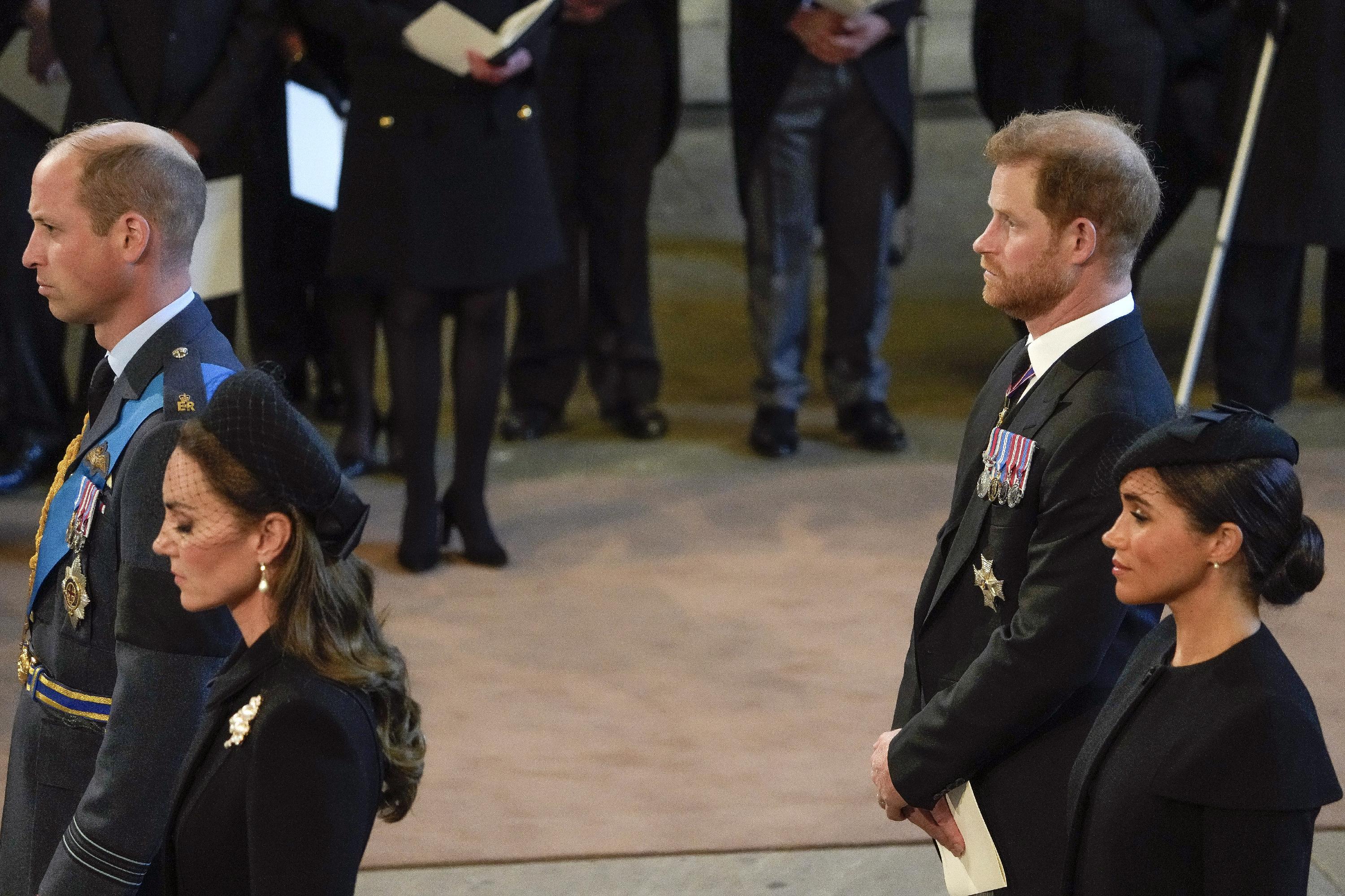 Pompöser Leichenzug: Zahlreiche Briten erweisen der Queen die letzte Ehre