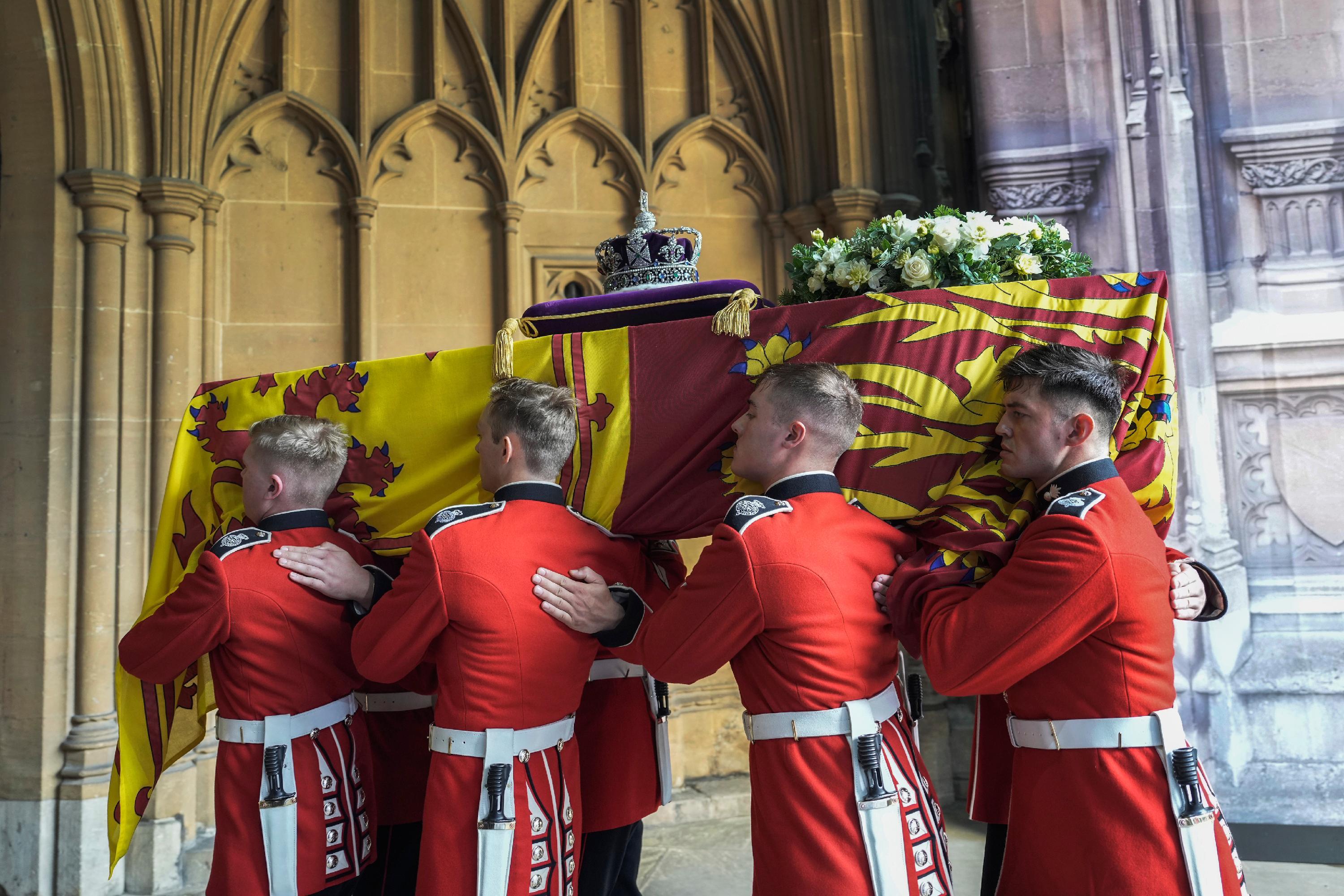 Pompöser Leichenzug: Zahlreiche Briten erweisen der Queen die letzte Ehre