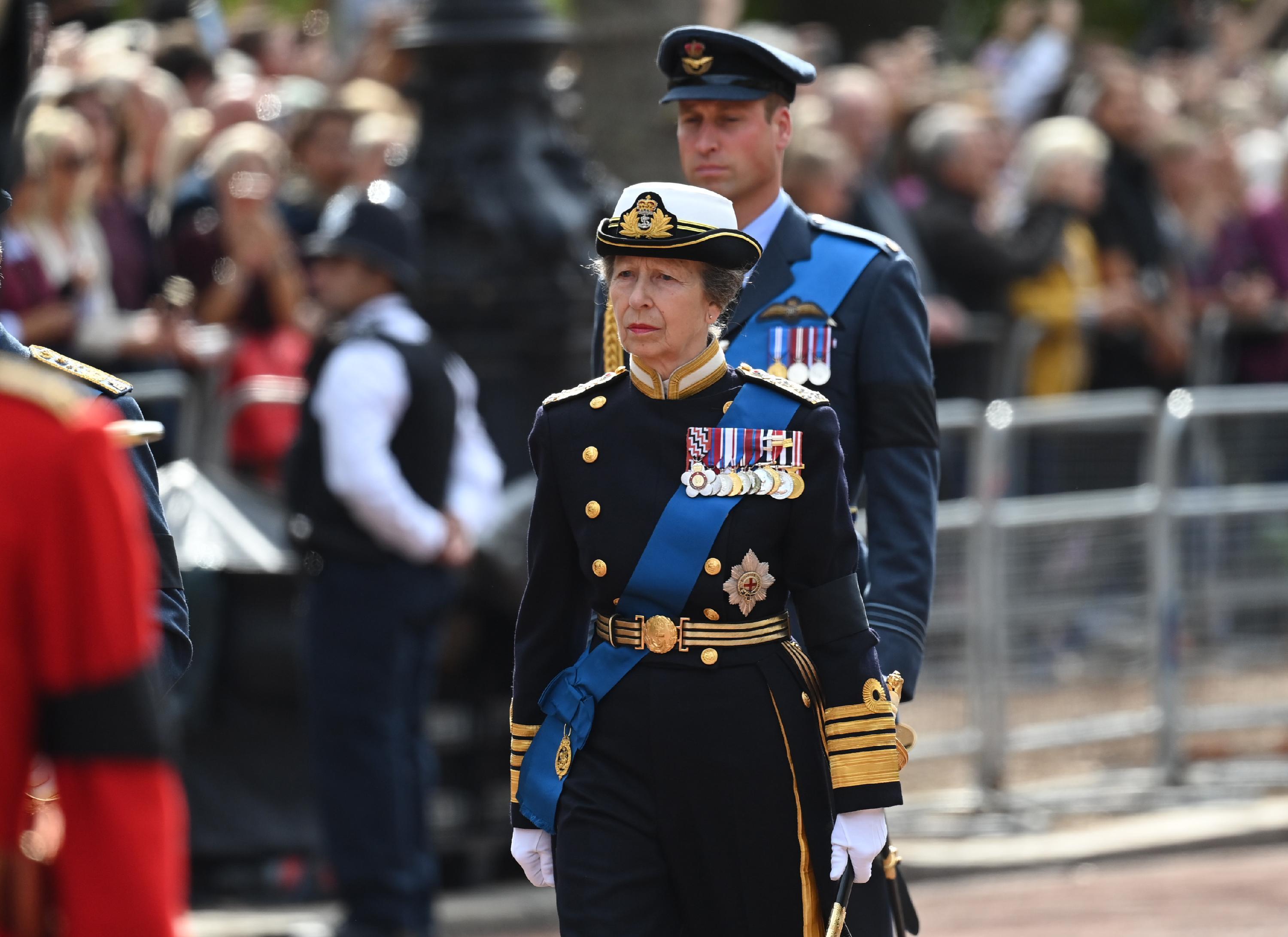 Pompöser Leichenzug: Zahlreiche Briten erweisen der Queen die letzte Ehre