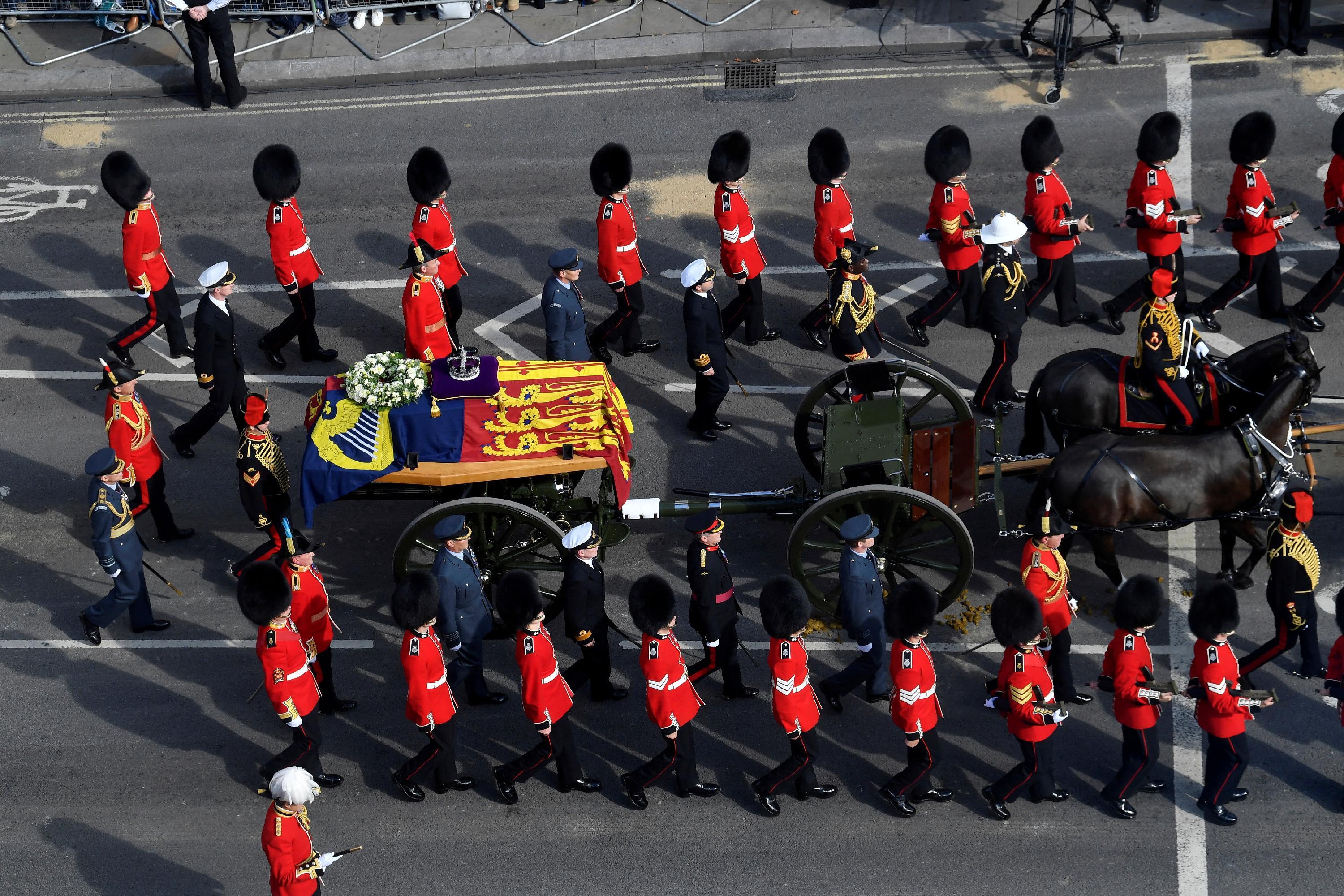Pompöser Leichenzug: Zahlreiche Briten erweisen der Queen die letzte Ehre