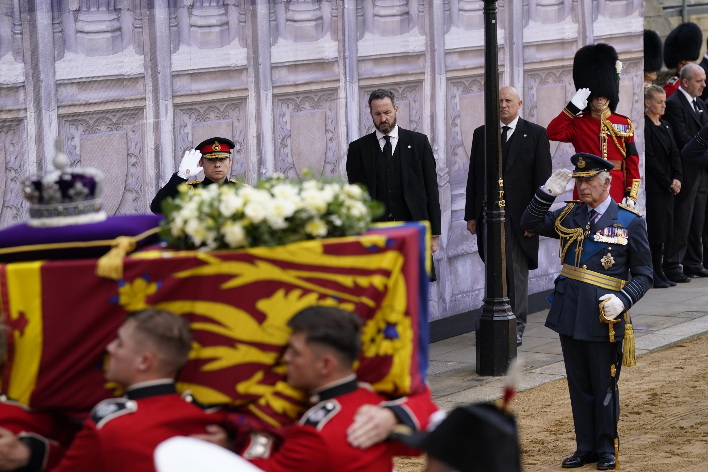 Pompöser Leichenzug: Zahlreiche Briten erweisen der Queen die letzte Ehre