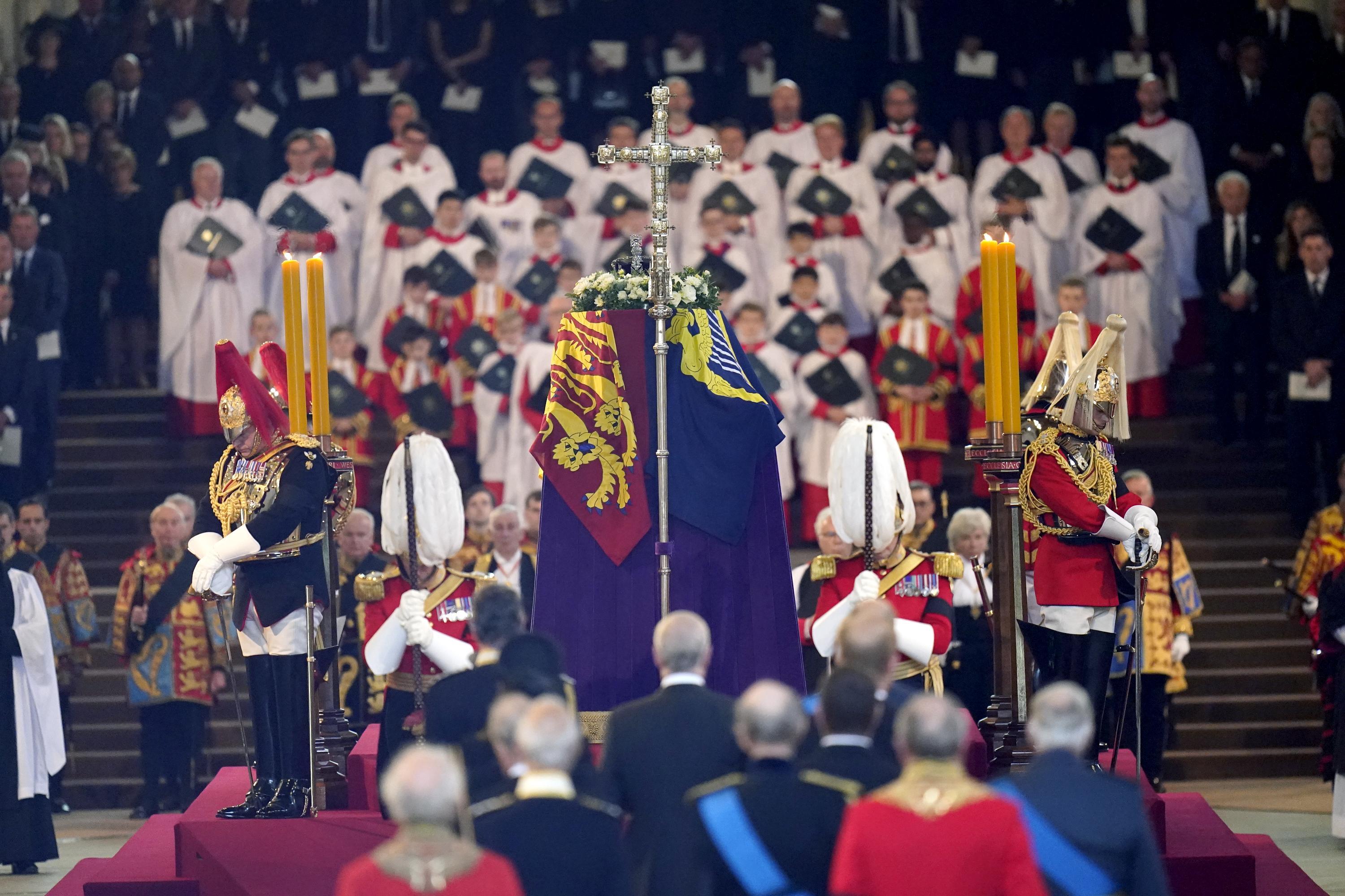 Pompöser Leichenzug: Zahlreiche Briten erweisen der Queen die letzte Ehre