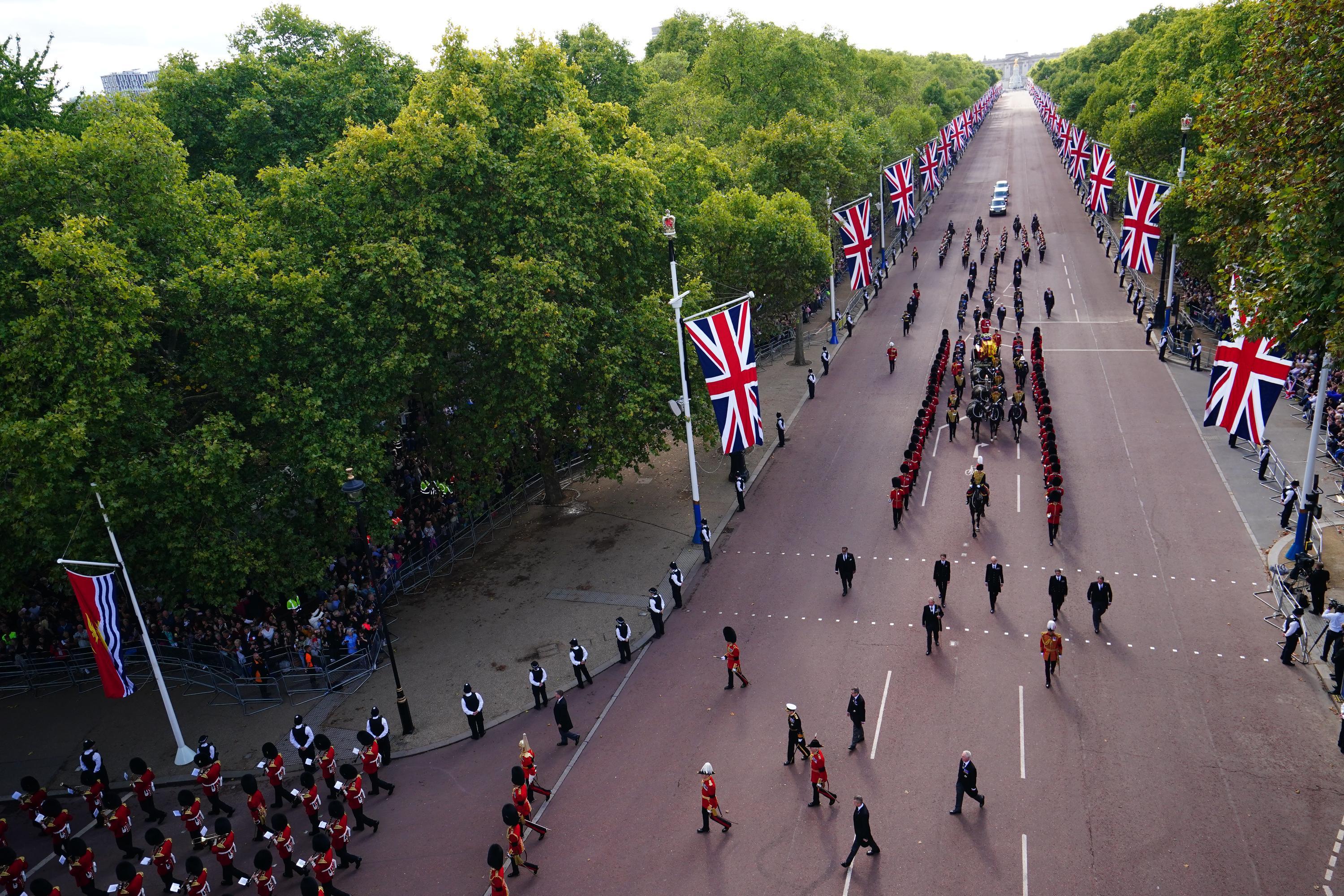 Pompöser Leichenzug: Zahlreiche Briten erweisen der Queen die letzte Ehre