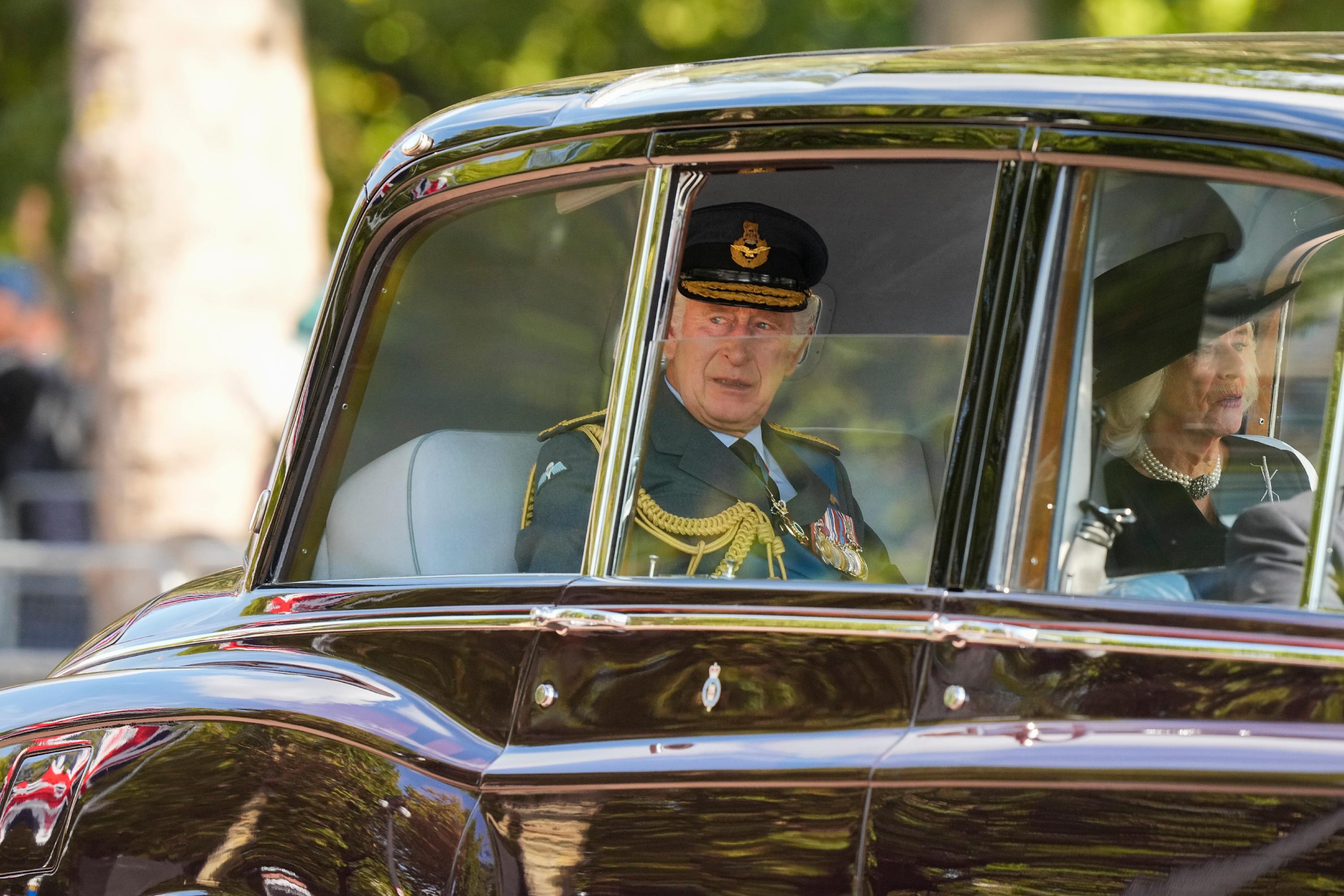 Pompöser Leichenzug: Zahlreiche Briten erweisen der Queen die letzte Ehre