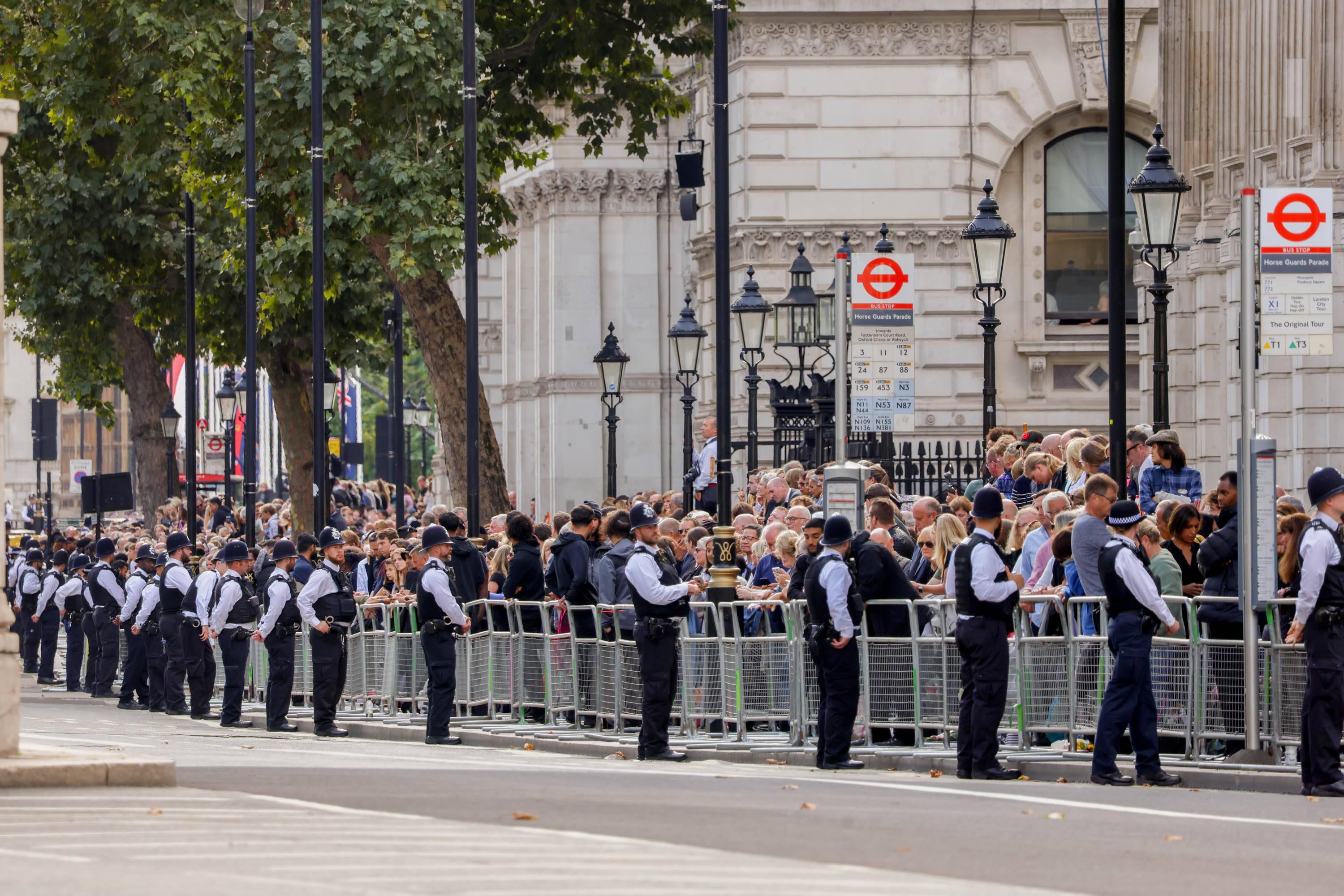 Pompöser Leichenzug: Zahlreiche Briten erweisen der Queen die letzte Ehre