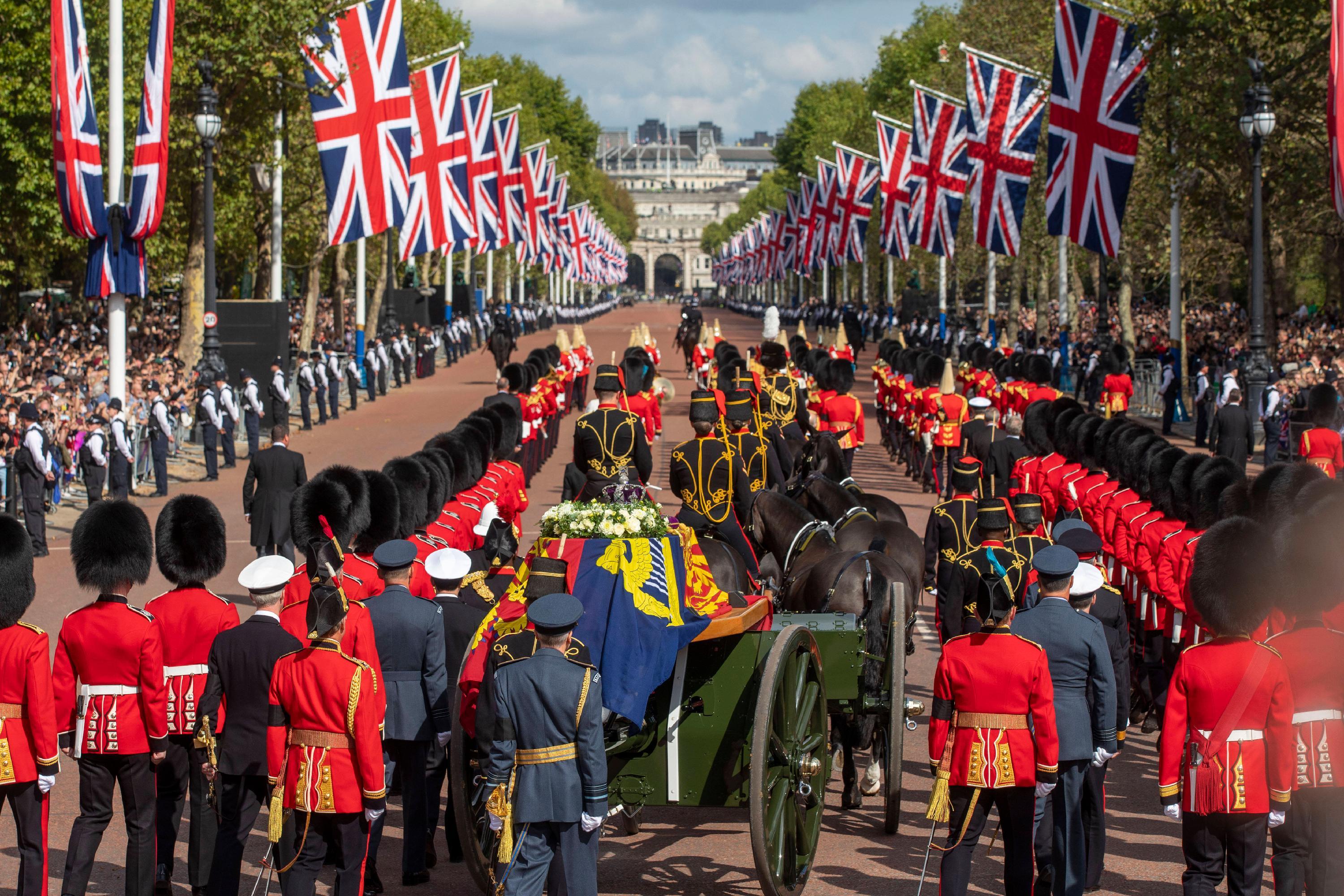 Pompöser Leichenzug: Zahlreiche Briten erweisen der Queen die letzte Ehre