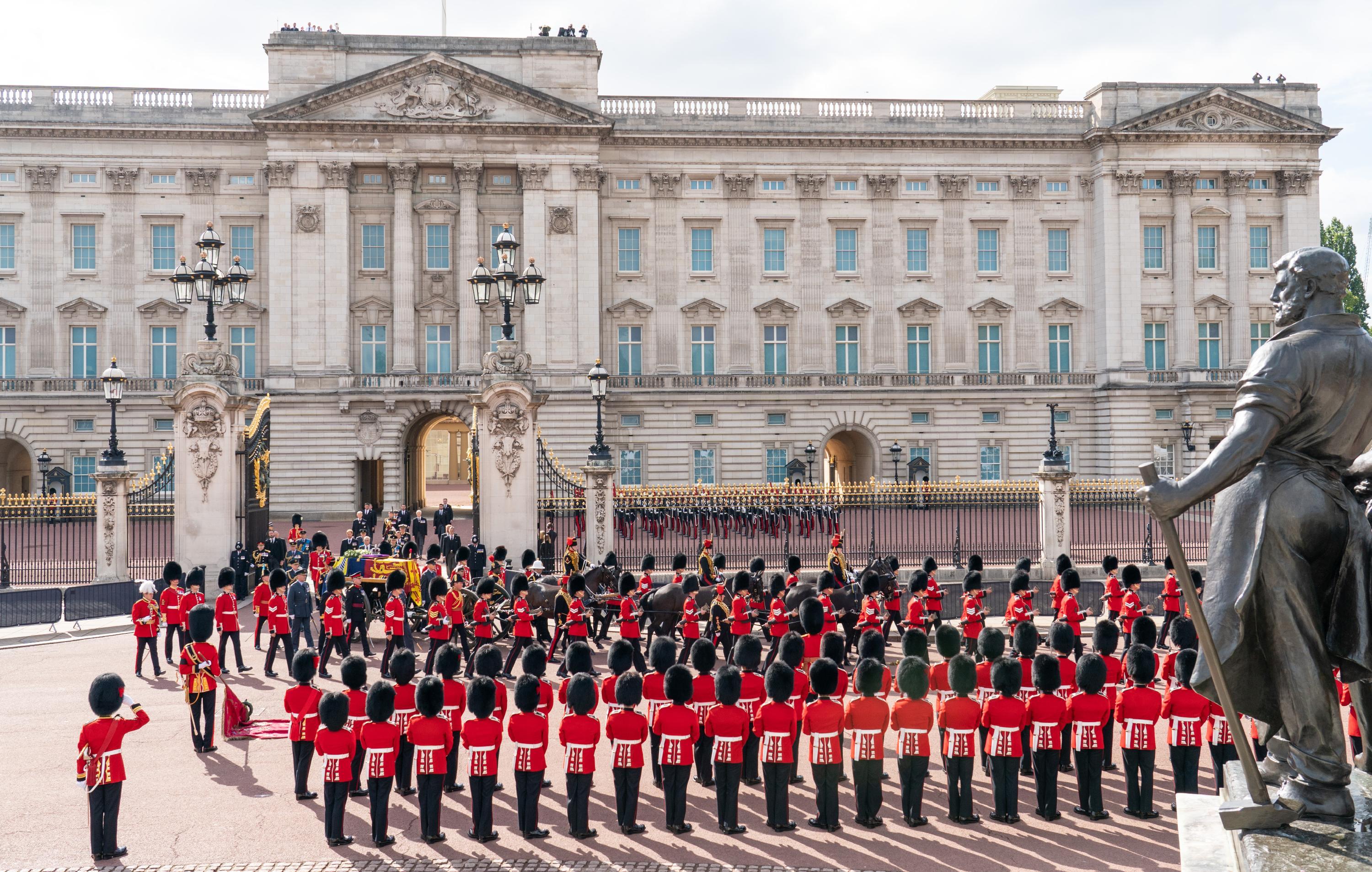 Pompöser Leichenzug: Zahlreiche Briten erweisen der Queen die letzte Ehre