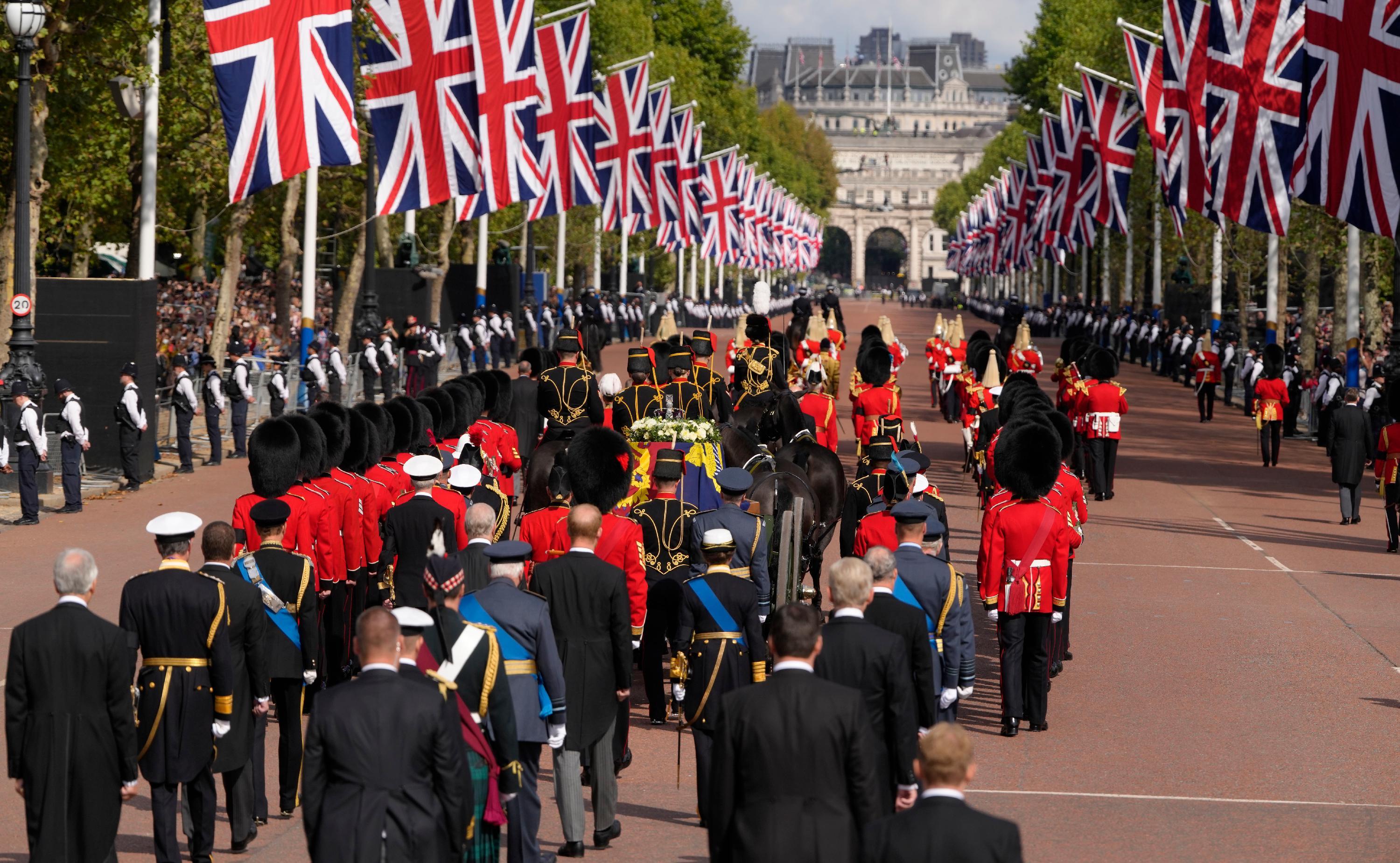 Pompöser Leichenzug: Zahlreiche Briten erweisen der Queen die letzte Ehre