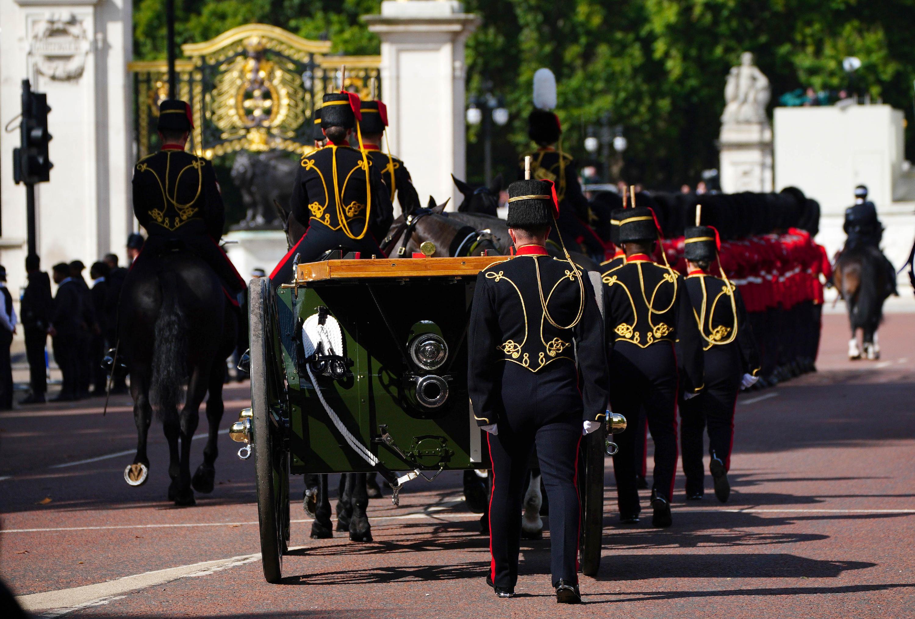 Pompöser Leichenzug: Zahlreiche Briten erweisen der Queen die letzte Ehre