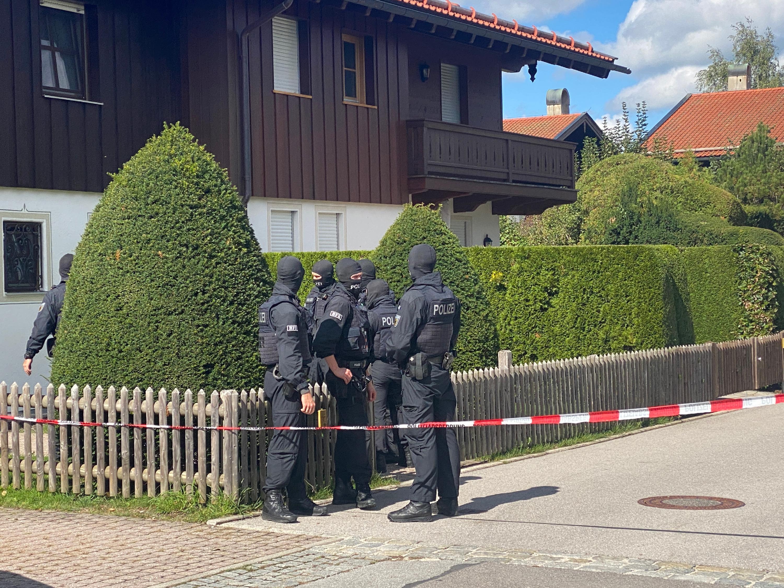 Großangelegte Razzia in Bayern: Spezialkräfte stürmen Oligarchenvilla ...