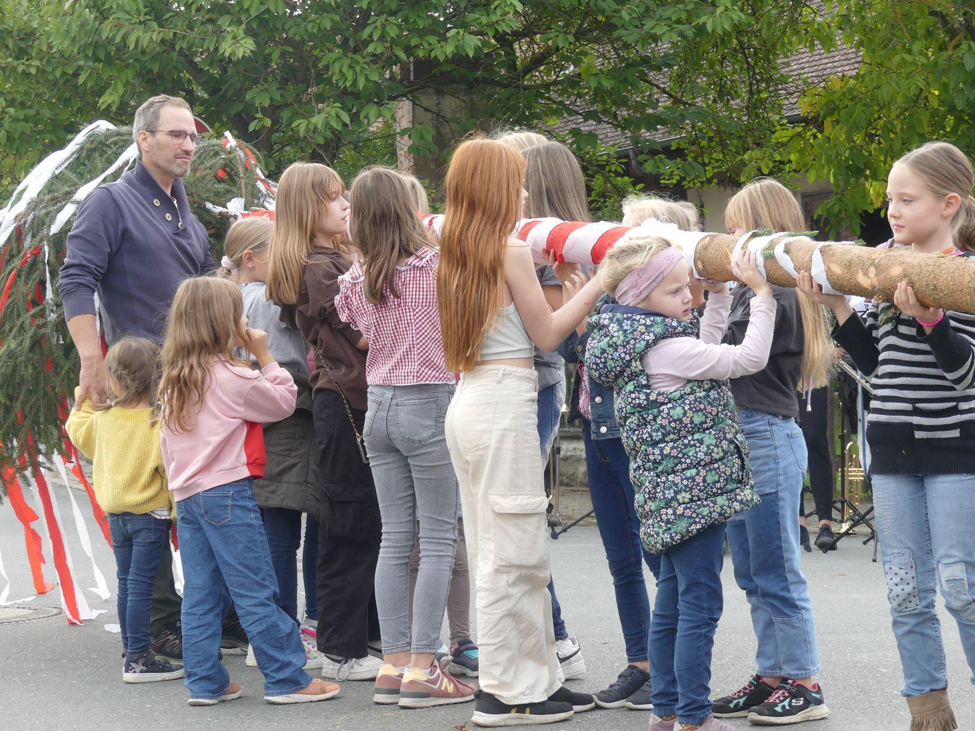 Nachwuchs stellt in Weppersdorf den Kerwasbaum auf