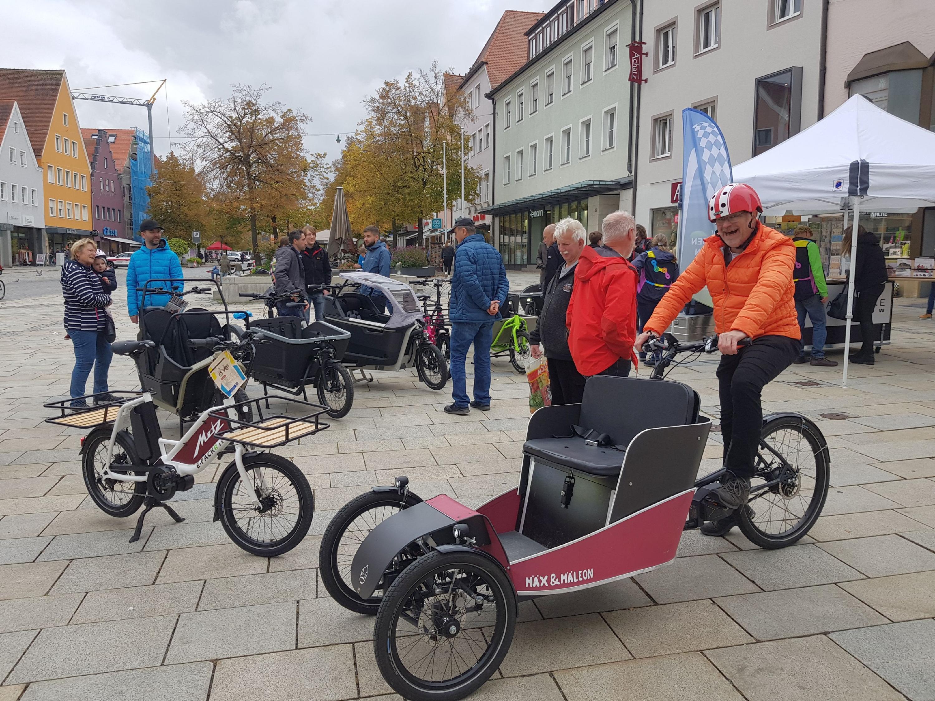 Probefahrt auf der E-Rikscha: Neumarkter drehten erste Runden mit ...