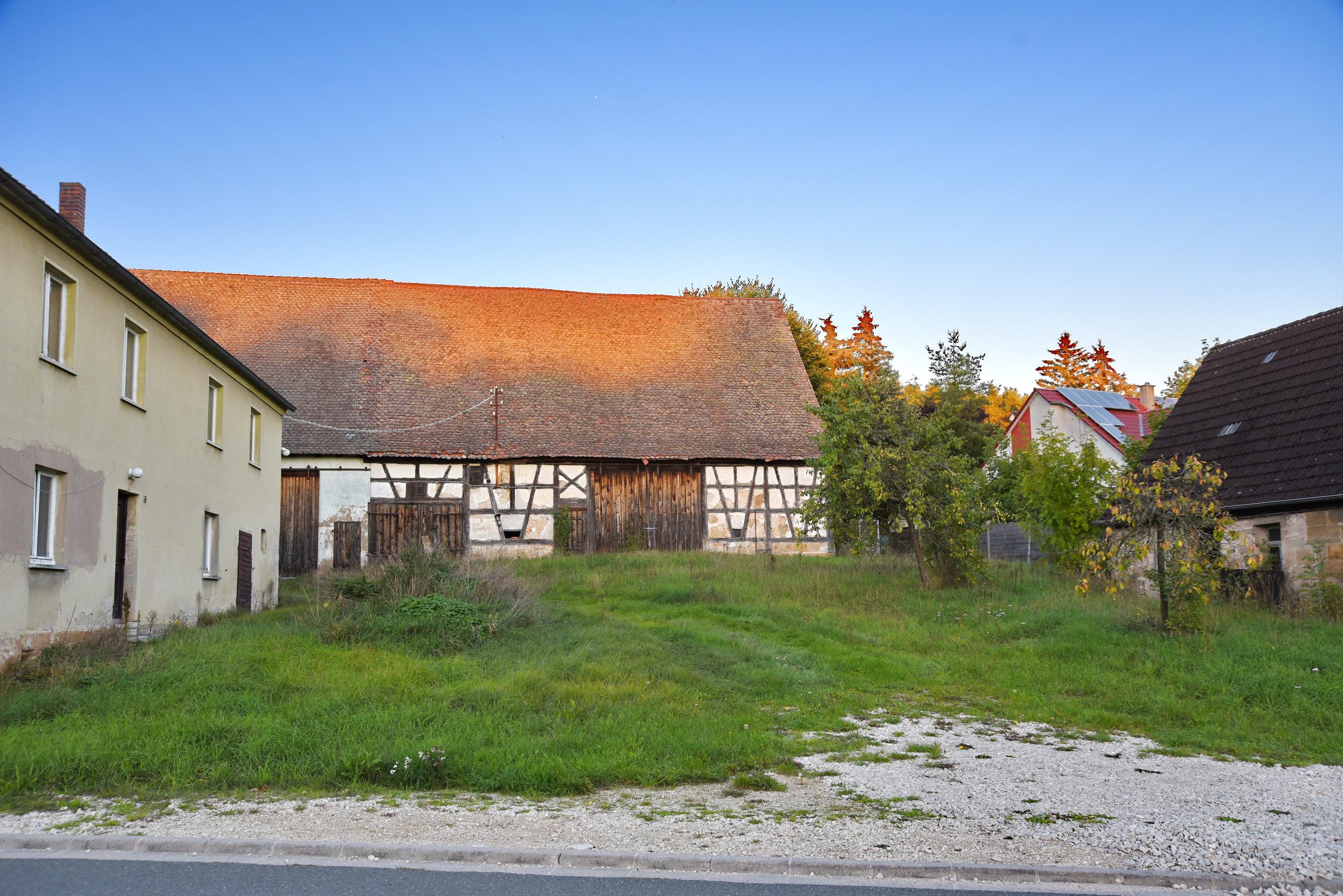 Alter Bauernhof steht in Kleinsendelbach Baugebiet im Weg: Abriss oder Erhalt?