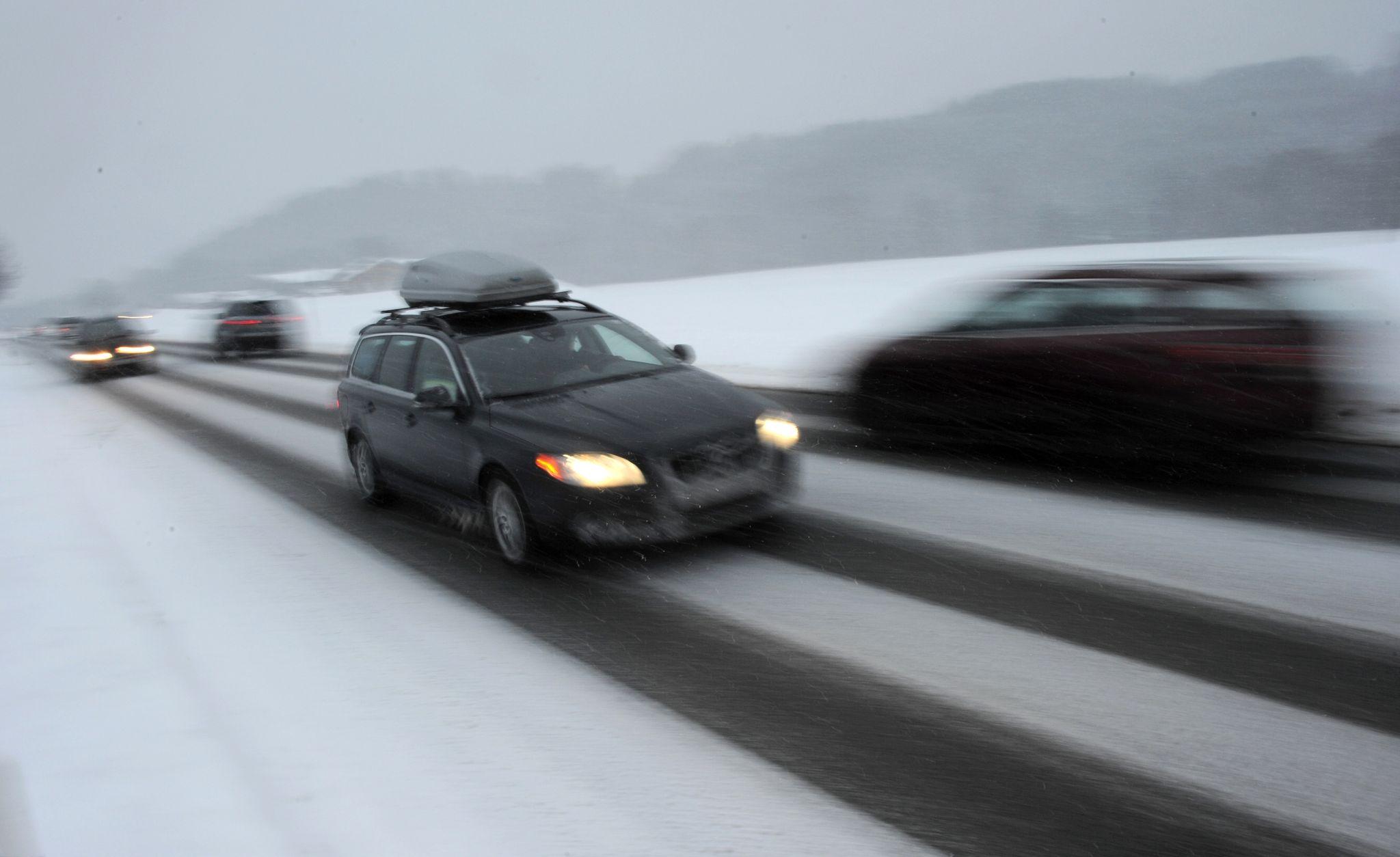 Ski, Schuhe, Mützen und Schneeanzüge auf der Autobahn: Fliegende ...