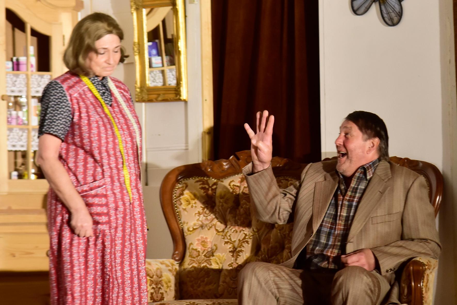 Pappenheimer Theatergruppe feierte mit "Lumpenball" Premiere