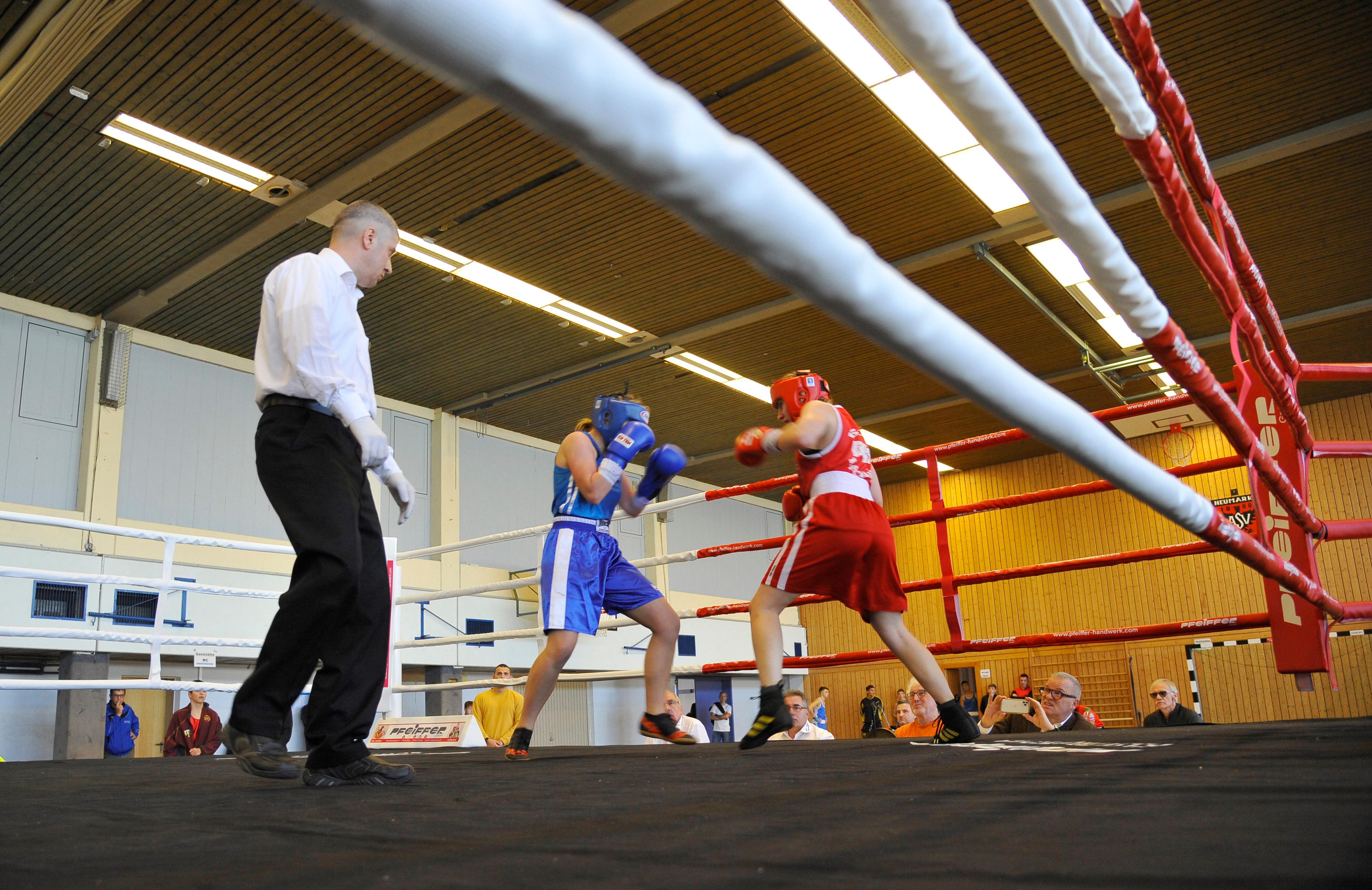 In der Box-Arena des ASV Neumarkt flogen die Fäuste
