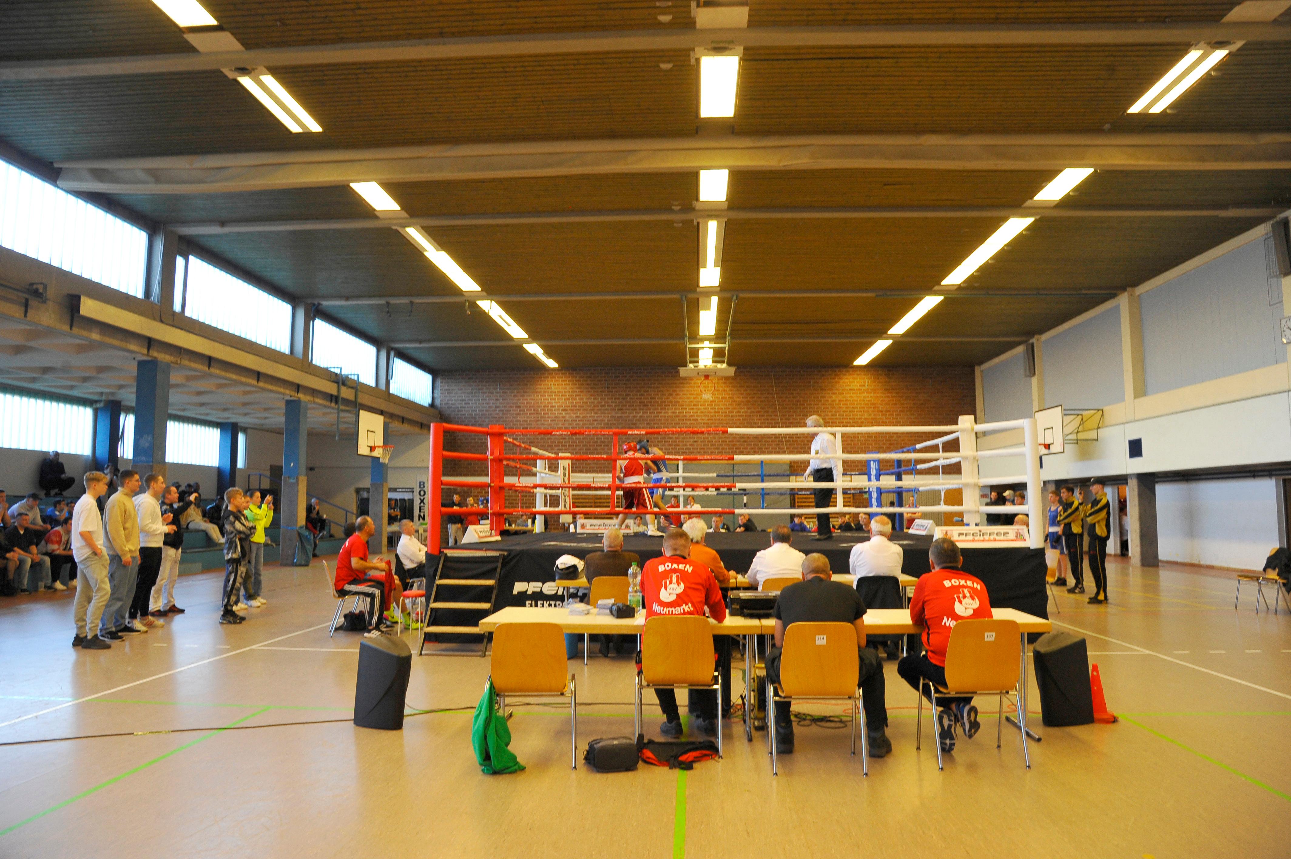 In der Box-Arena des ASV Neumarkt flogen die Fäuste