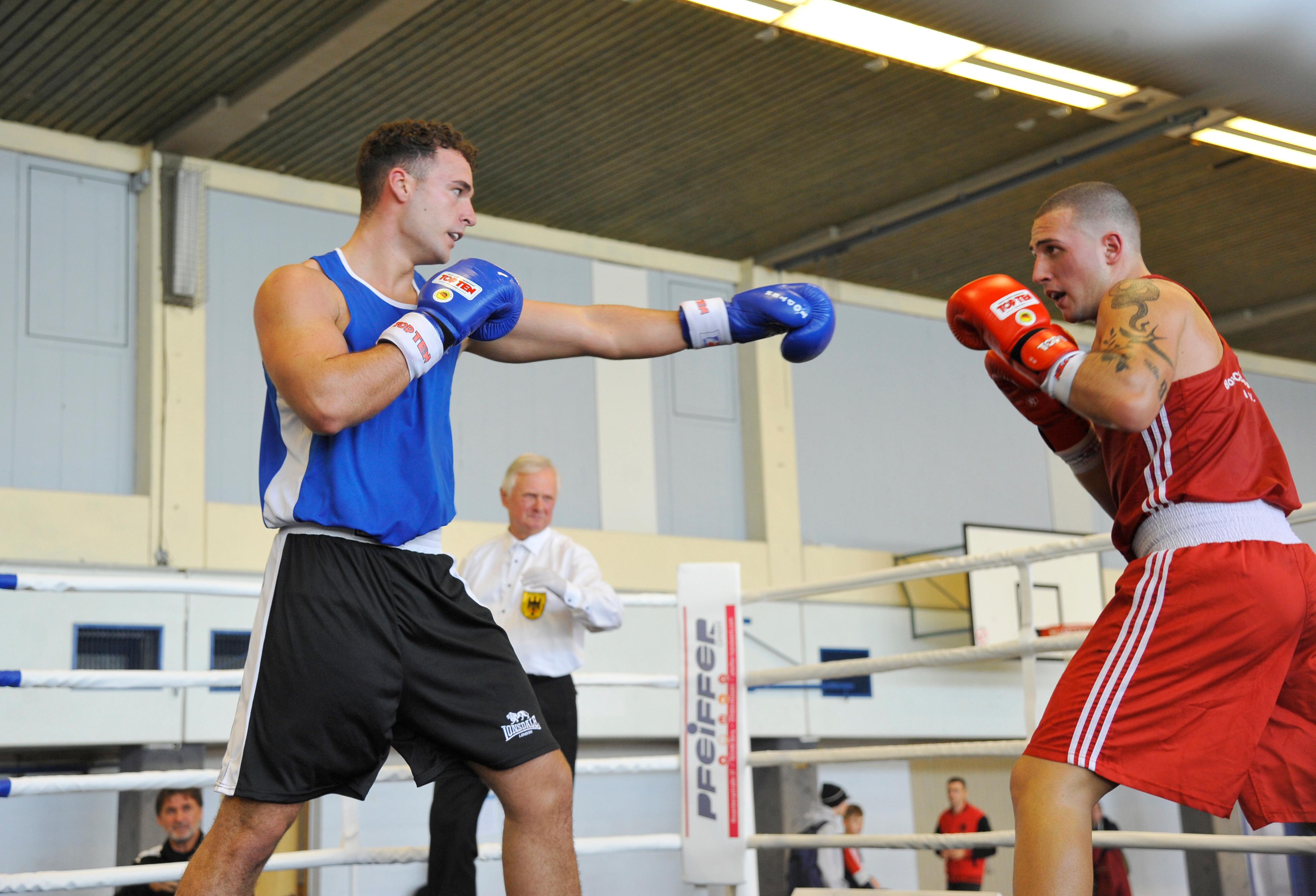 In der Box-Arena des ASV Neumarkt flogen die Fäuste