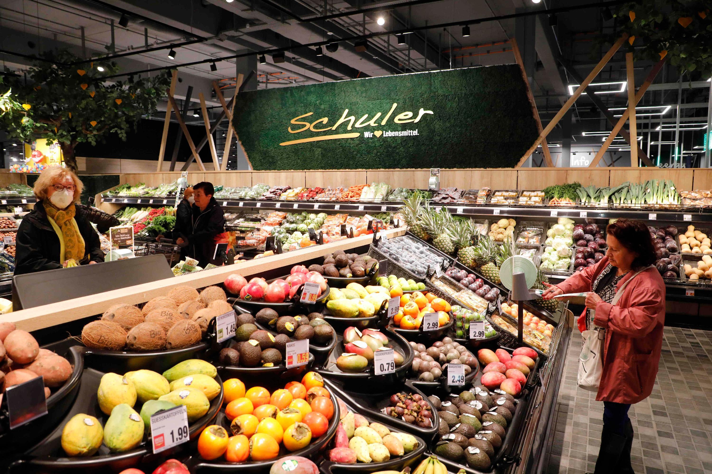 Mehr Bio-Produkte und neue vegane Theke: Modernste Edeka-Filiale ...