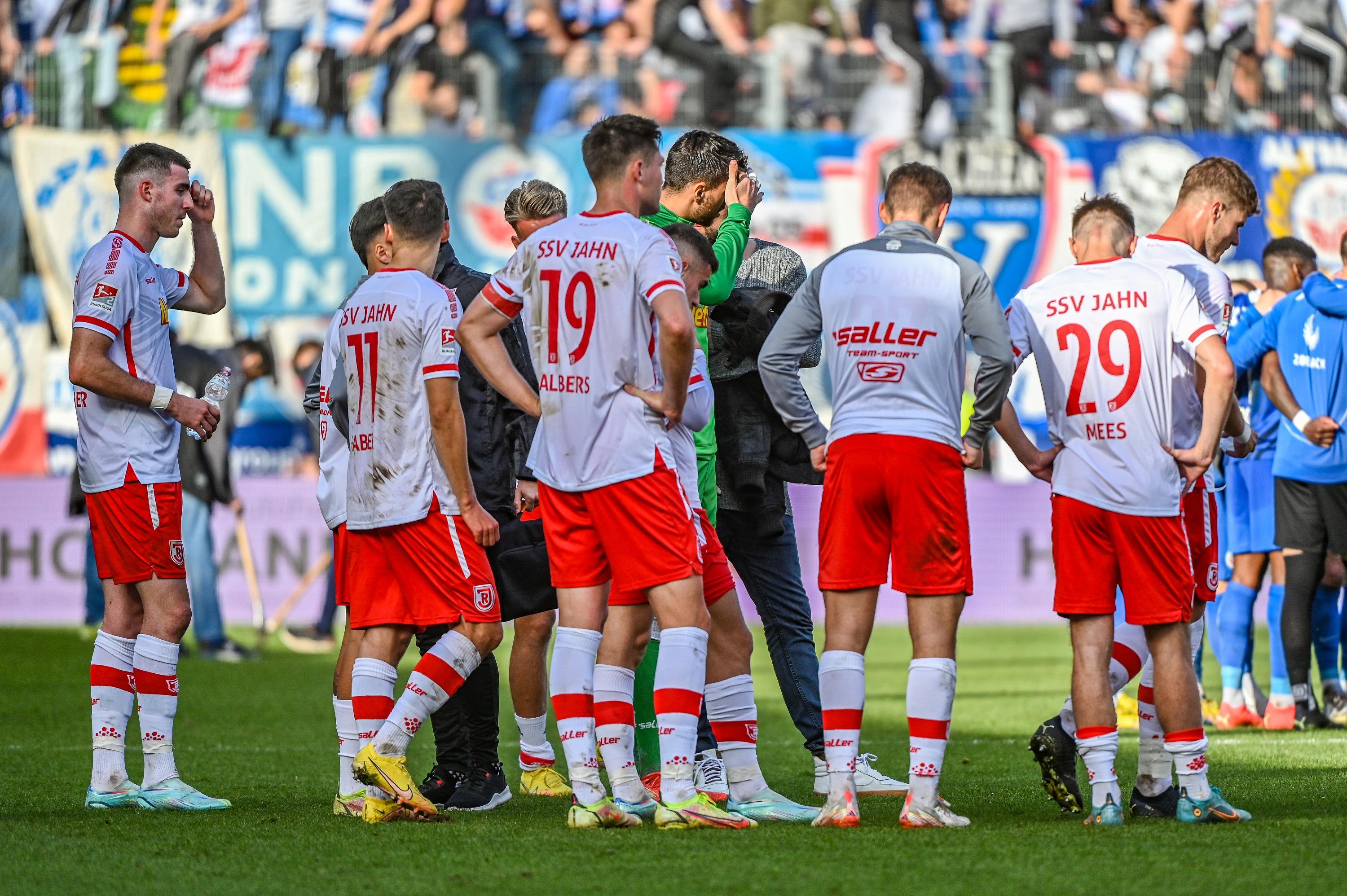 Keeper Stojanovic wieder im Pech: Jahn Regensburg verliert 0:3 gegen ...