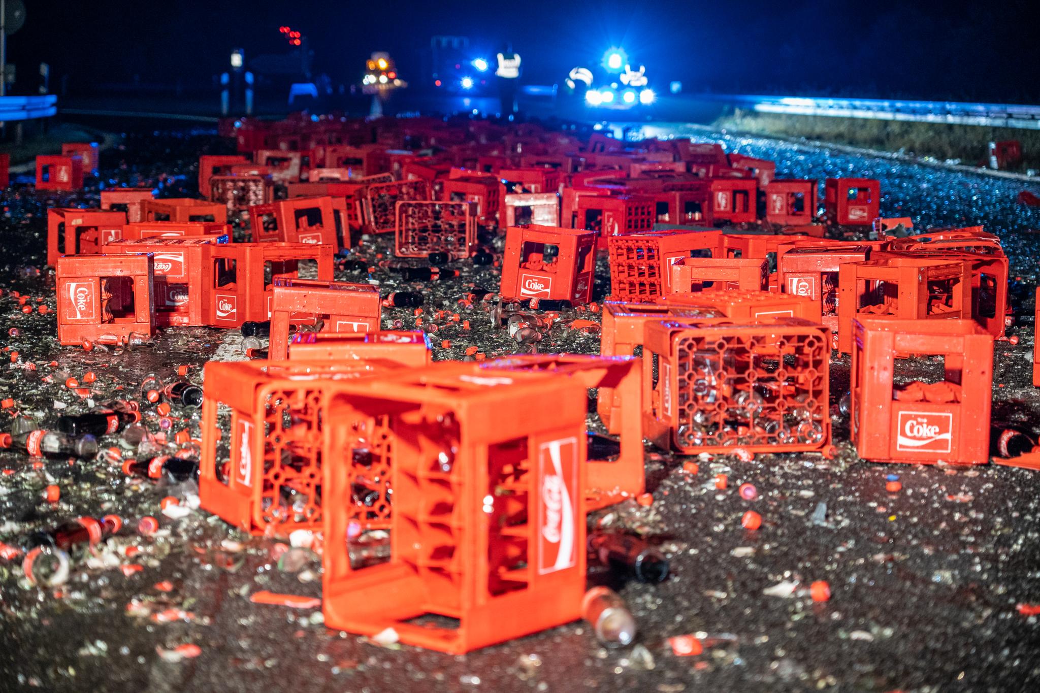 Scherbenmeer auf A70: Lastwagen verliert knapp 300 Coca-Cola-Kisten
