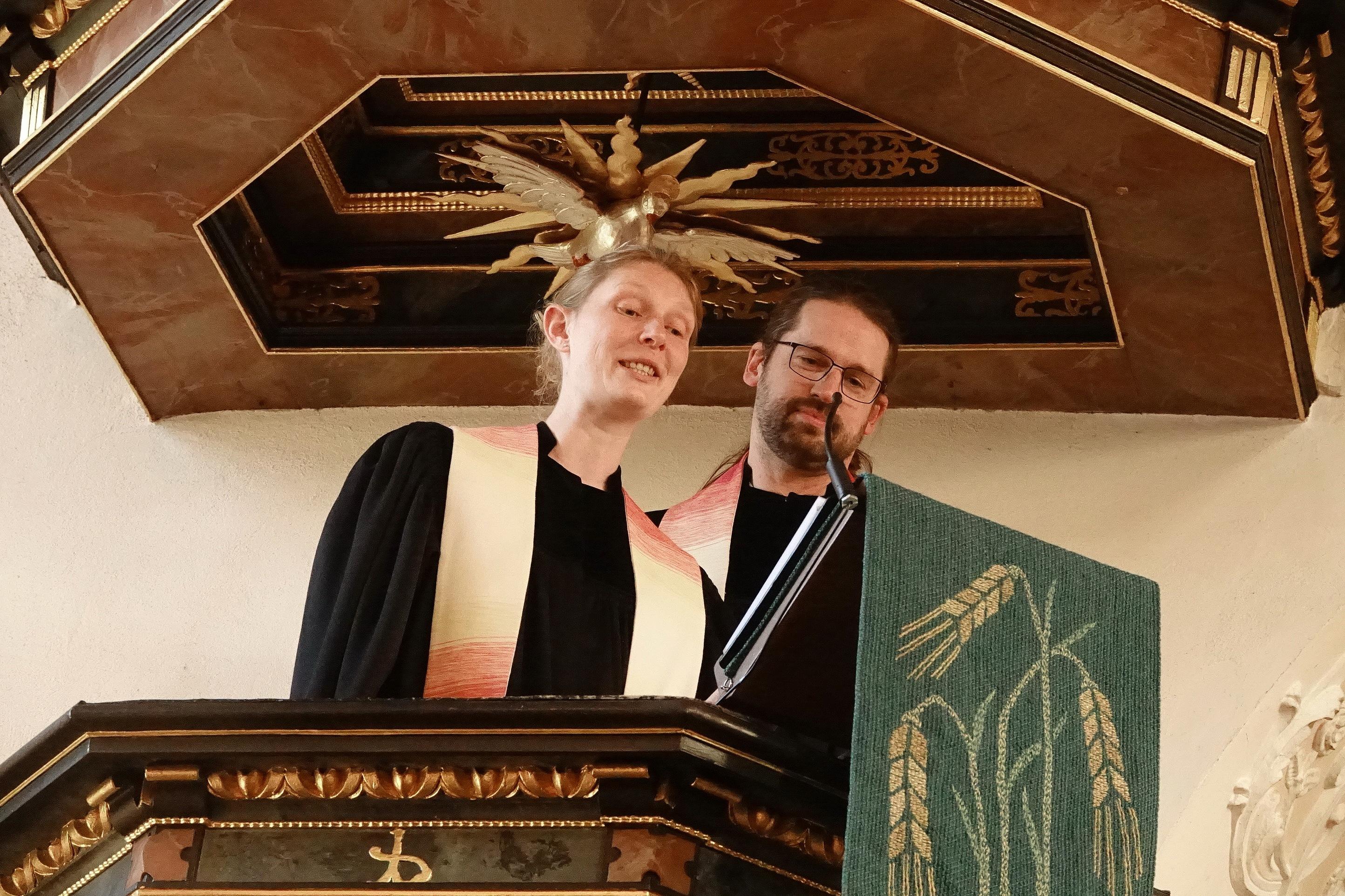 Pfarrehepaar Hoepfner spricht die letzten Worte von der Kanzel