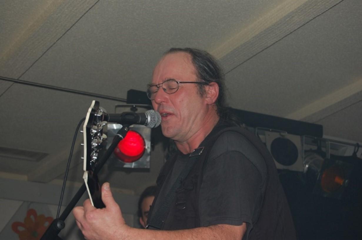 Politischer Songwriter Dieter Vatter gibt Konzert im Vinylla Fudge