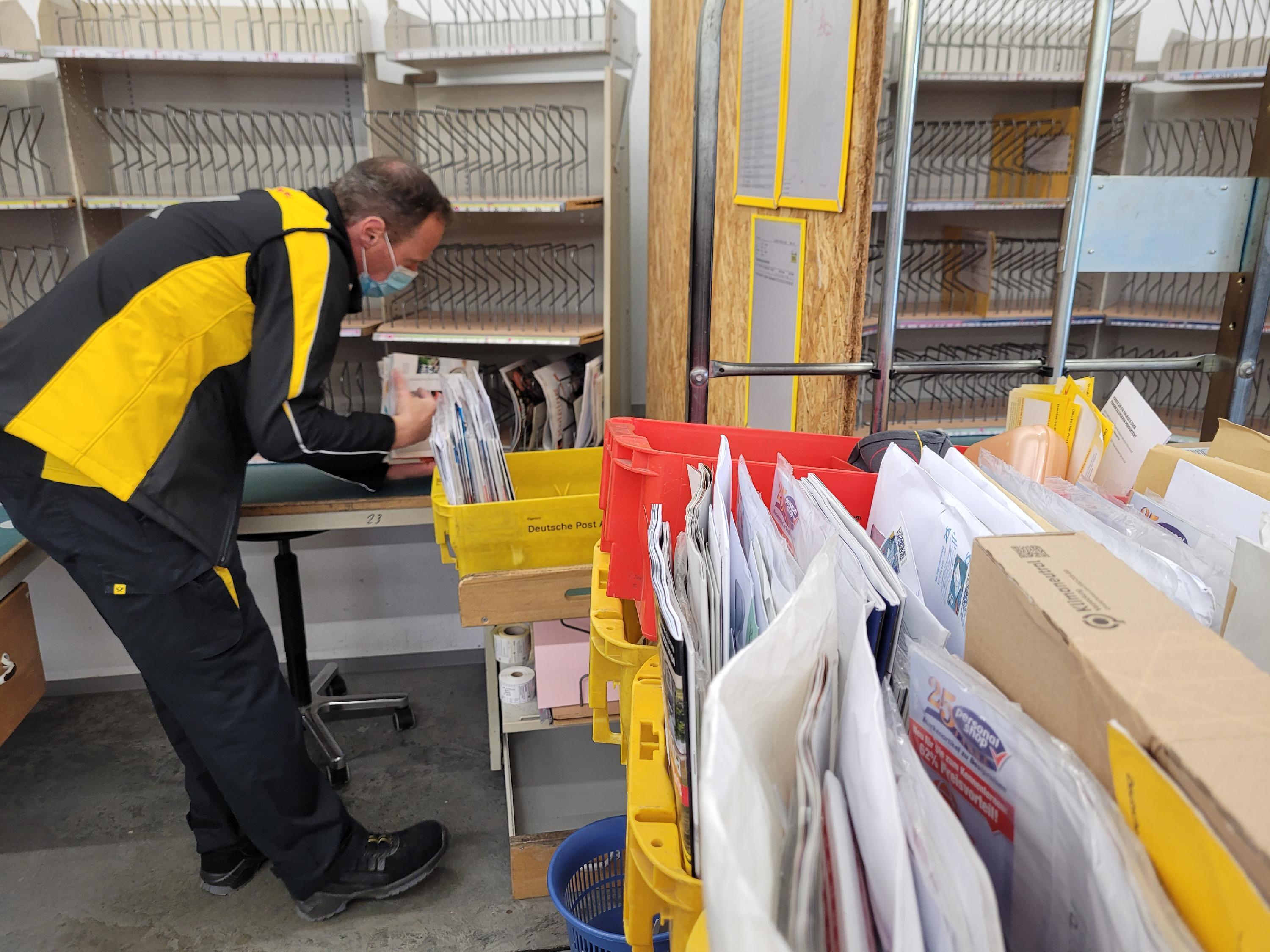 Einen langen Tag mit dem Auerbacher Post-Zusteller auf Tour