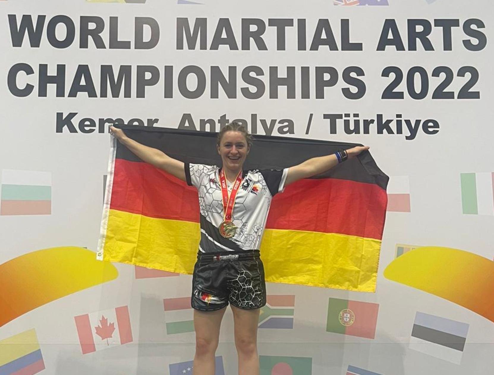 "In ihr lodert ein Feuer": Neumarkterin holt Weltmeister-Titel im Kickboxen