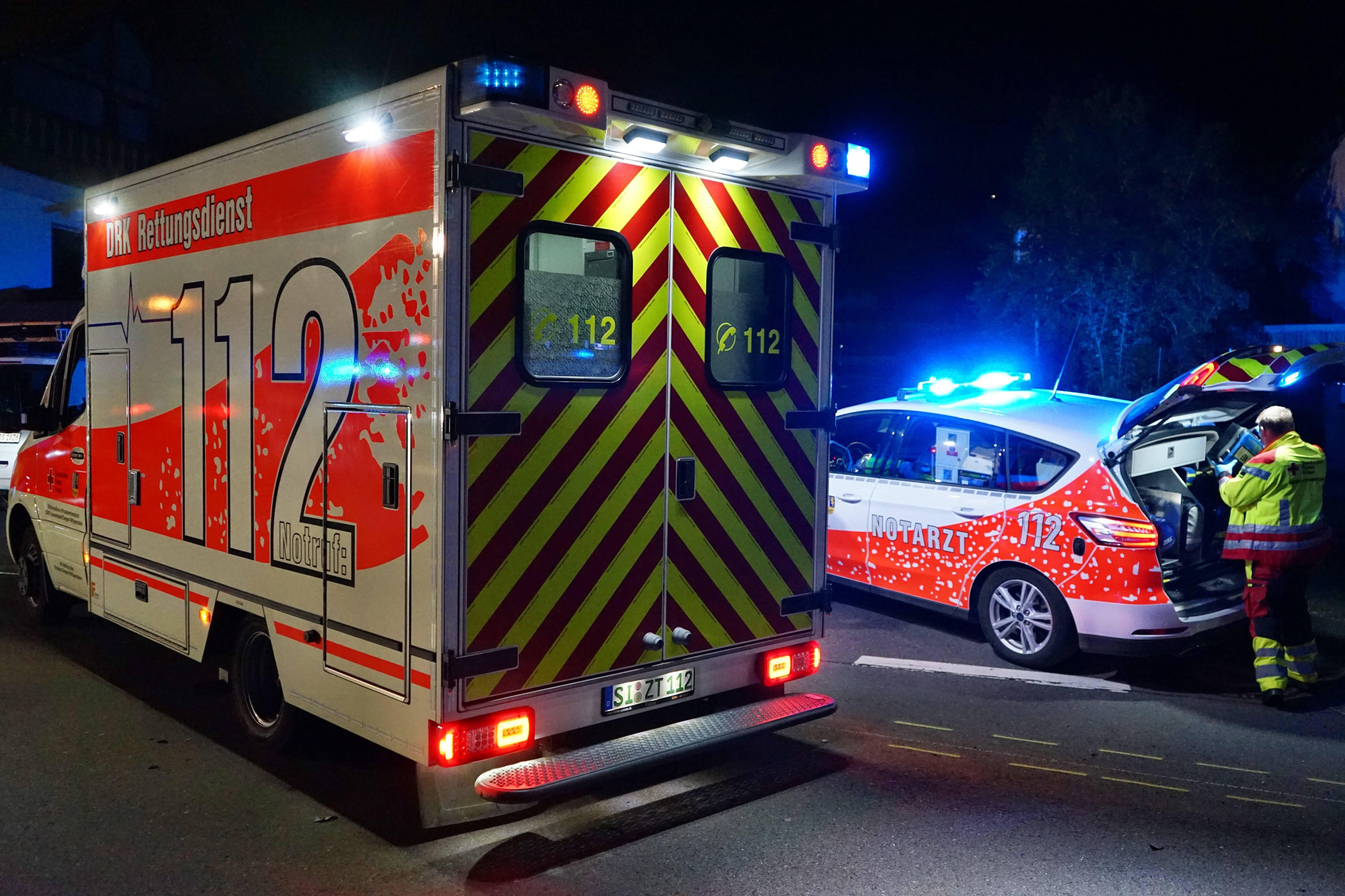 Unfall auf der A6: Fahrzeug überschlägt sich mehrfach - Fahrer schwer ...