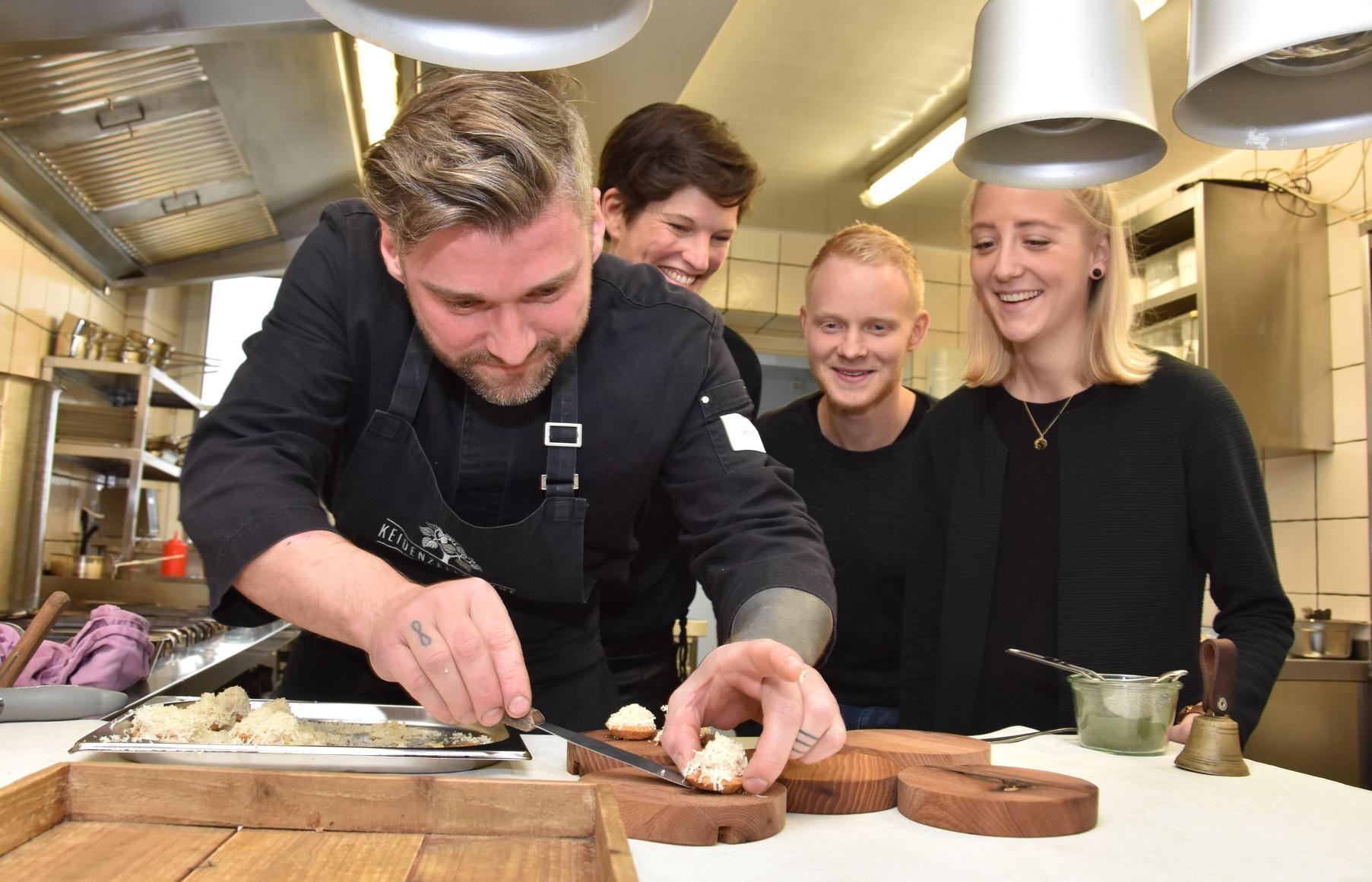 Filmdreh in der Küche: Der Chef vom Keidenzeller Hof kocht vor Kamera
