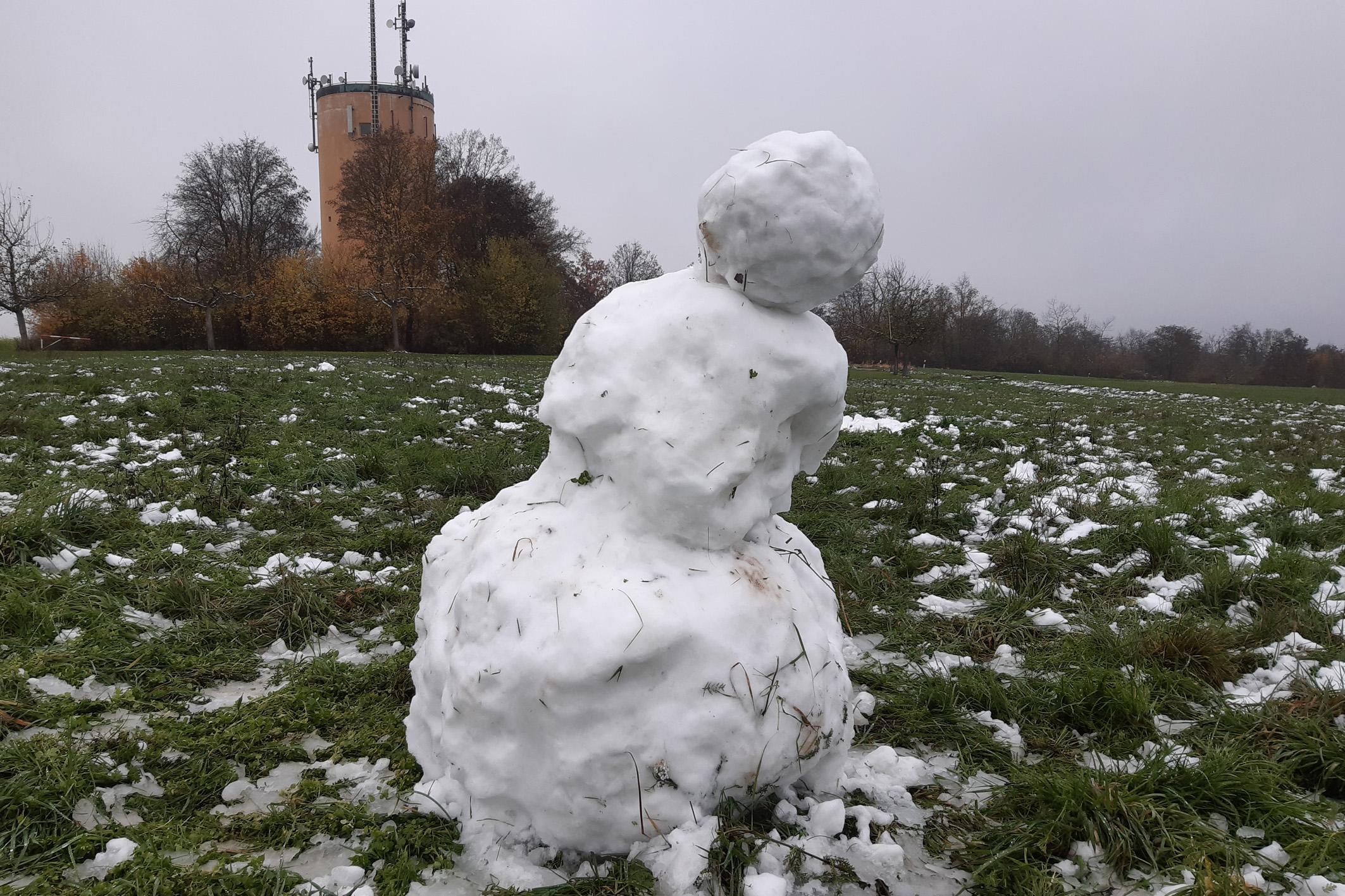 Zum Dahinschmelzen: Marloffsteiner Schneemann im Liegestuhl