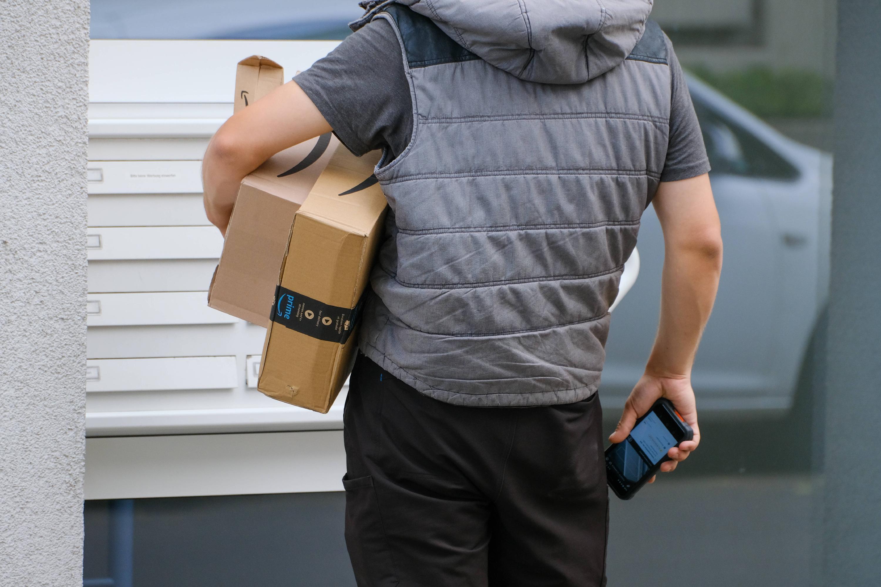 Paketansturm zu Black Friday: Unter diesen Bedingungen schuften ...