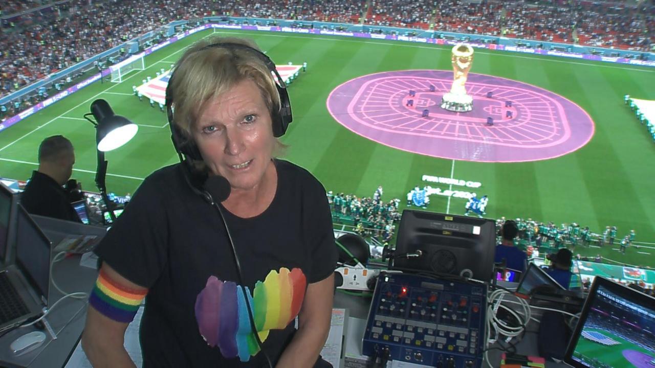 ZDF-Moderatorin sitzt mit Regenbogen-Binde und -Shirt im Stadion - Fans ...