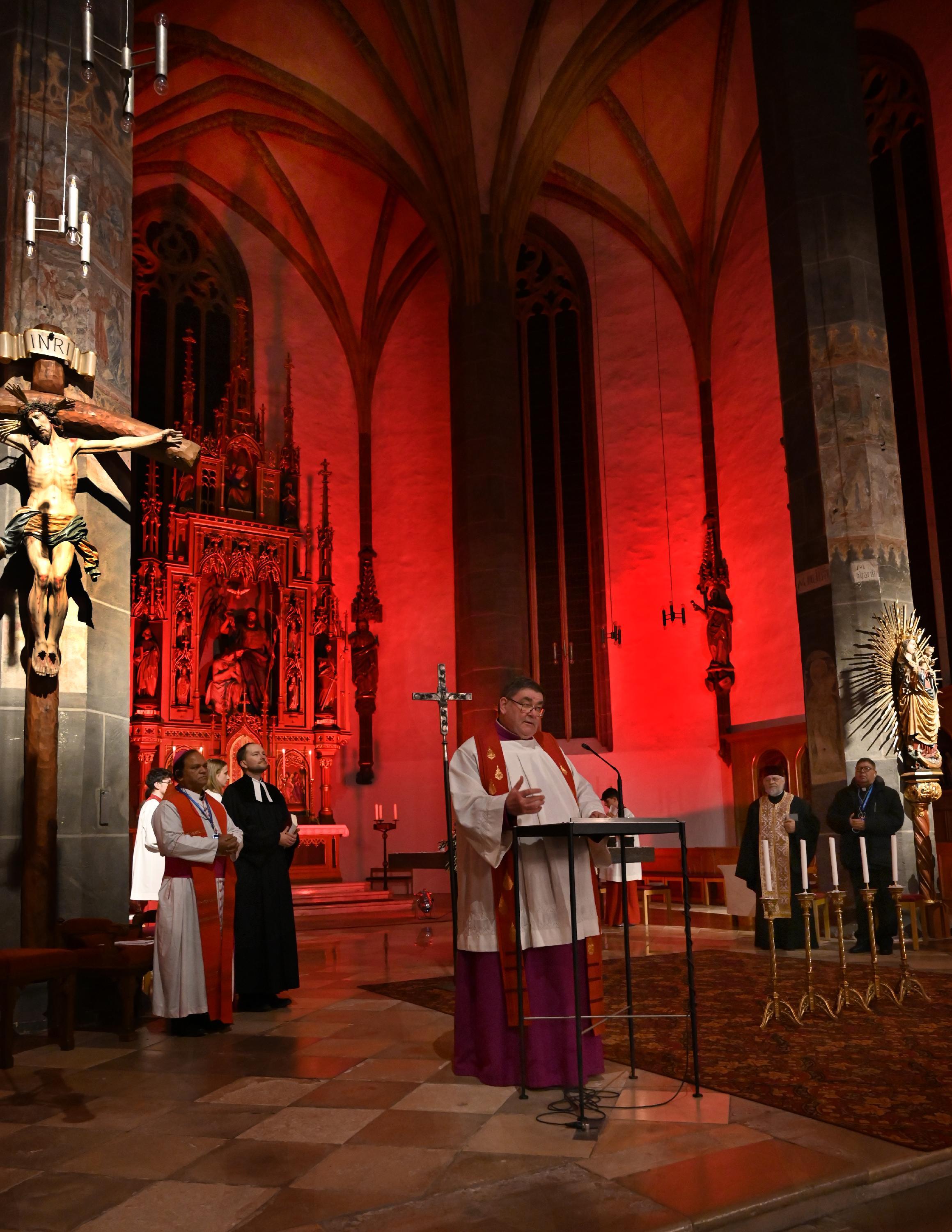 "Red Wednesday": Gäste aus Pakistan im blutroten Neumarkter Münster