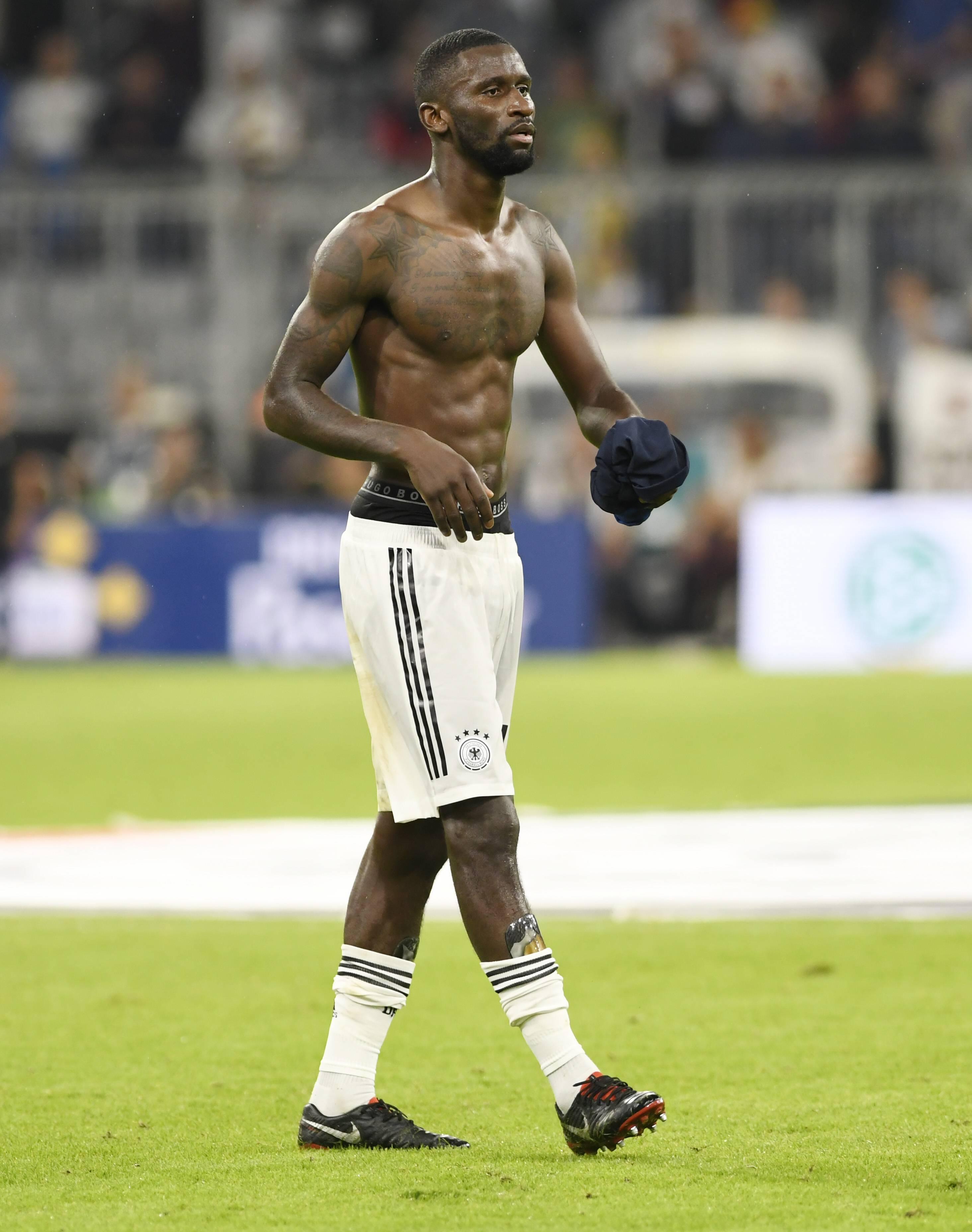 Tattoos von Raum, Sane und Co.: Das sind die Tätowierungen der ...