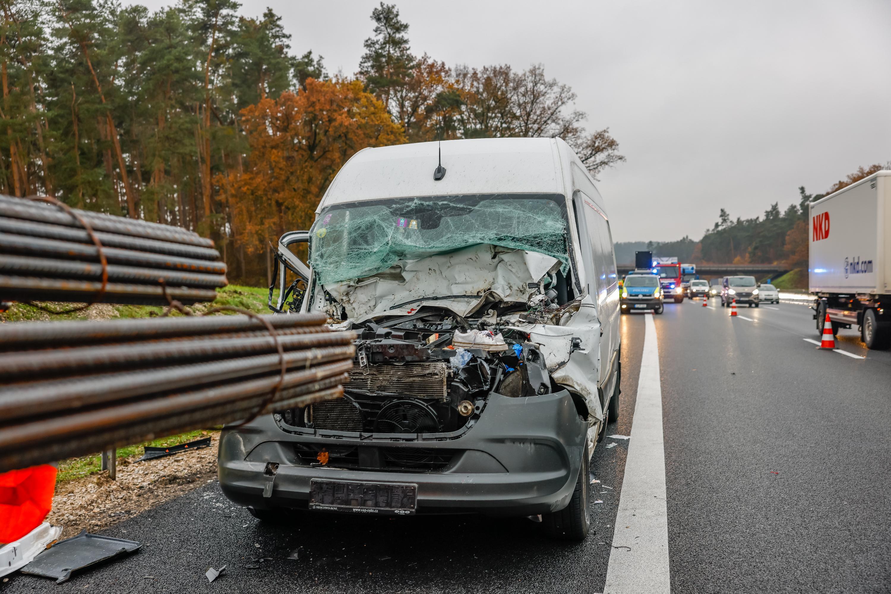 Polizei sperrt A6 bei Schwabach wegen Unfall: Transporter fährt auf ...