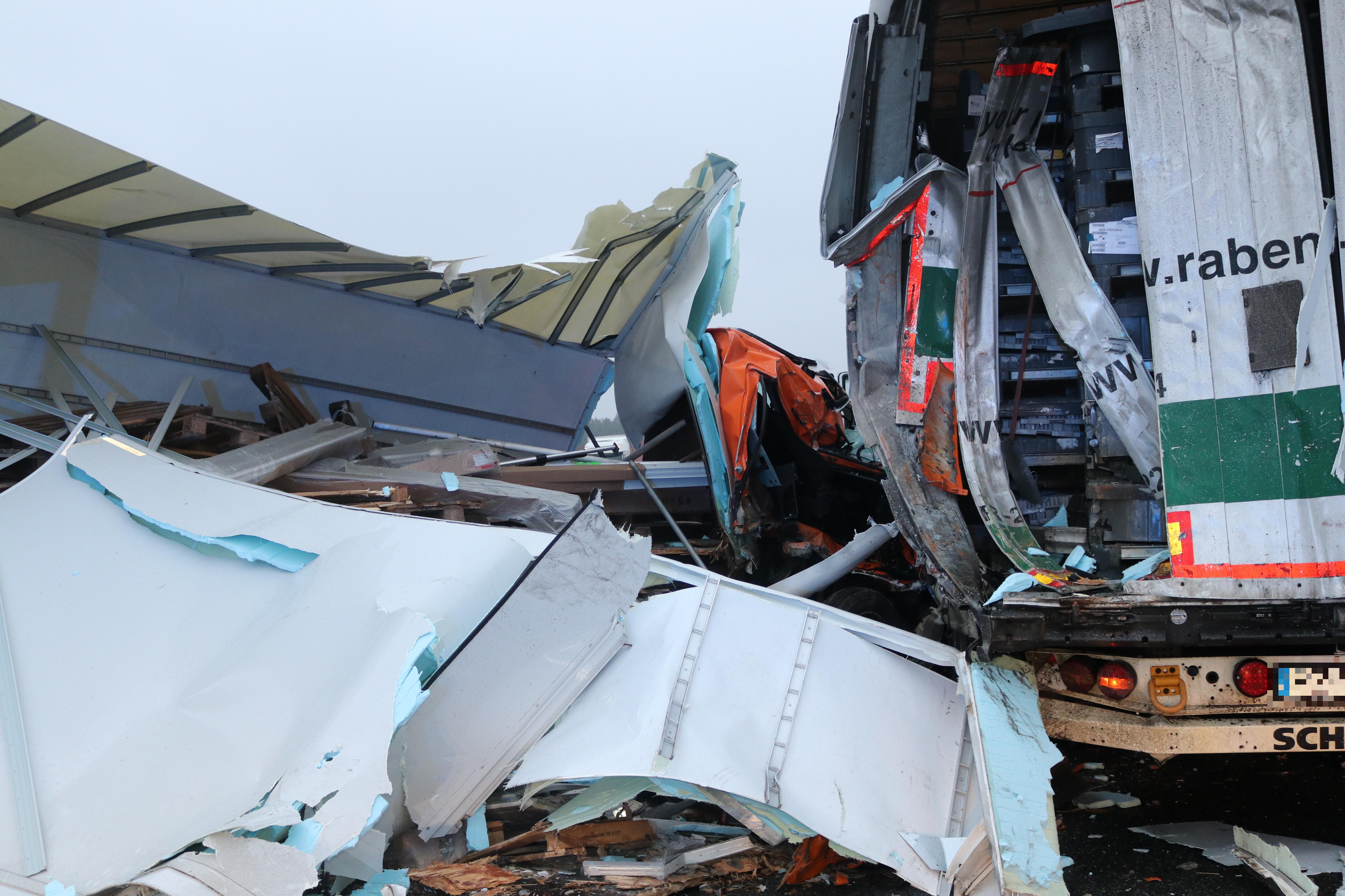 "Gleicht einem Wunder": Trümmerfeld nach heftigem Laster-Unfall auf ...