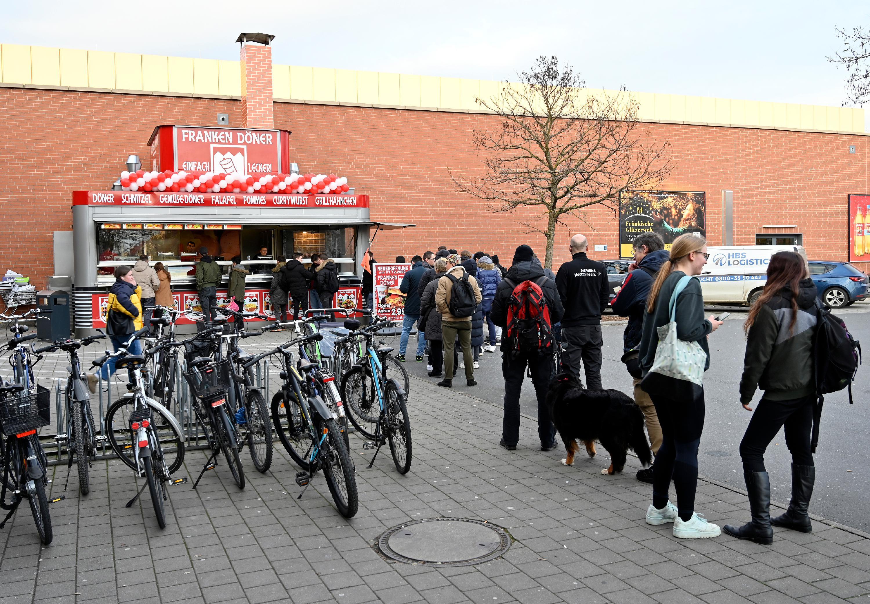 Erlangen: Döner für 2,99 Euro sorgt für lange Schlangen am Eröffnungstag