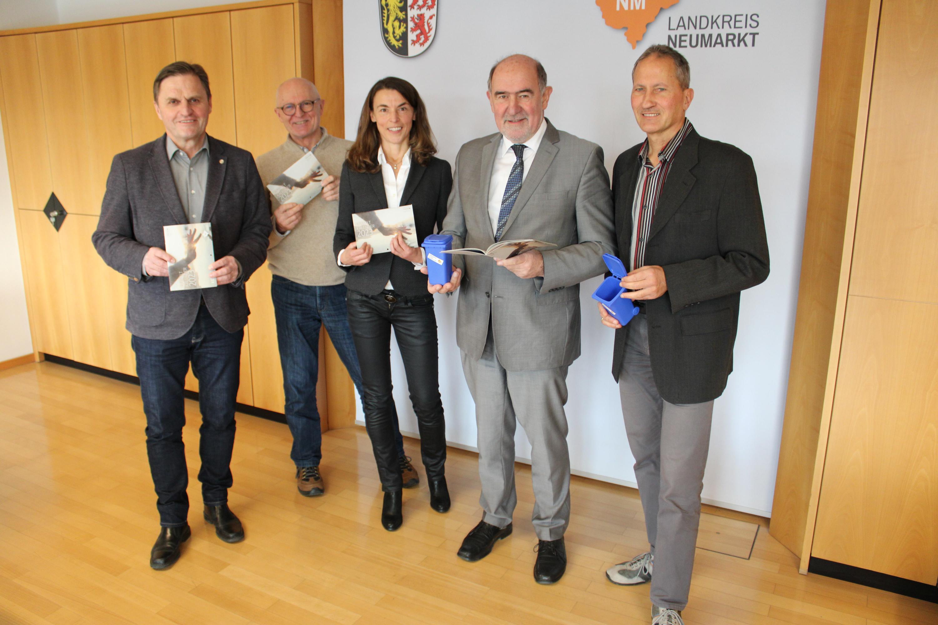 Landkreis Neumarkt verteilt den Umweltkalender 2023 an alle Haushalte