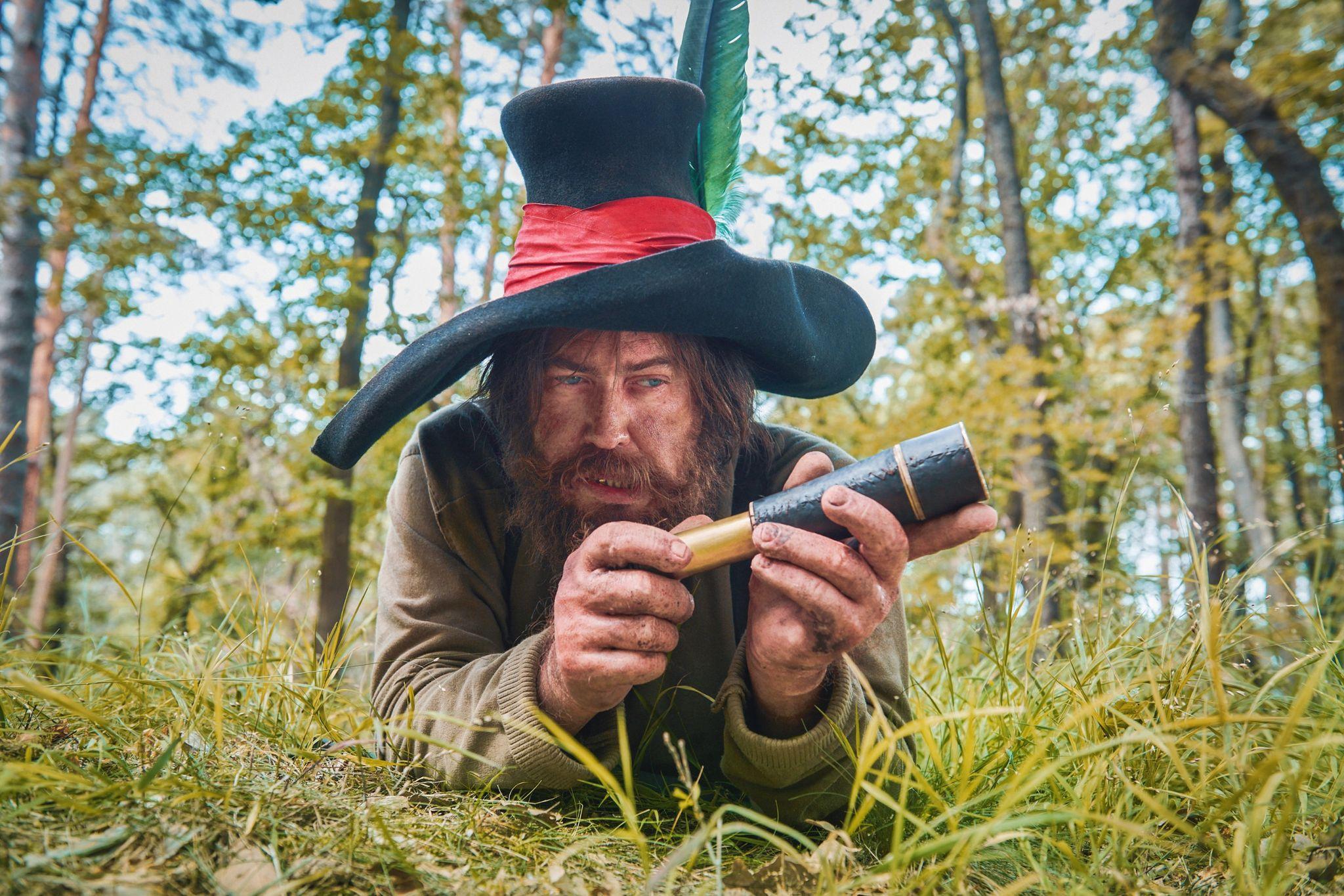 Nicholas Ofczarek spielt den "Räuber Hotzenplotz"