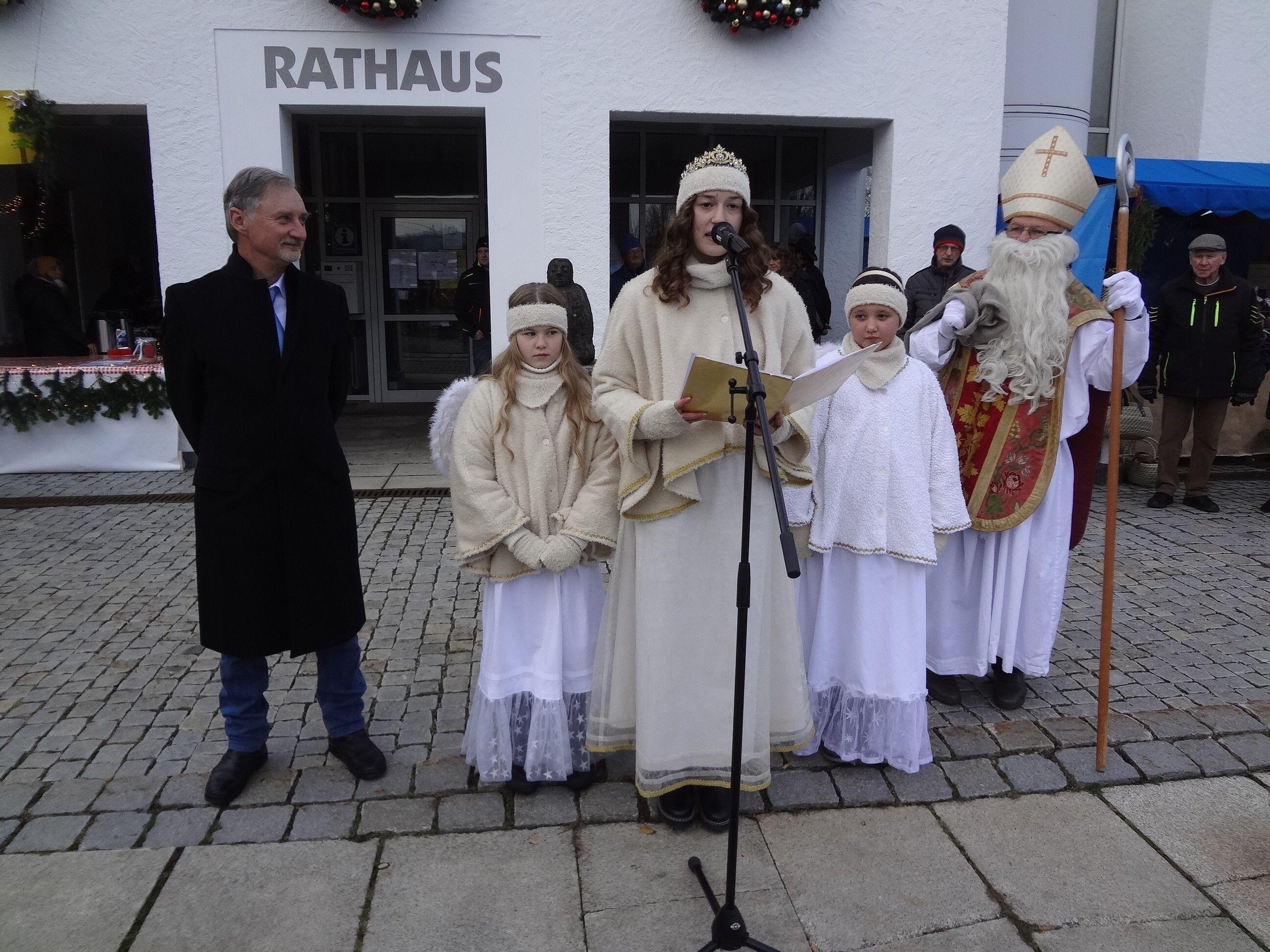 Christkind Sophia hatte zwei Engel und auch den Nikolaus mit | nn.de