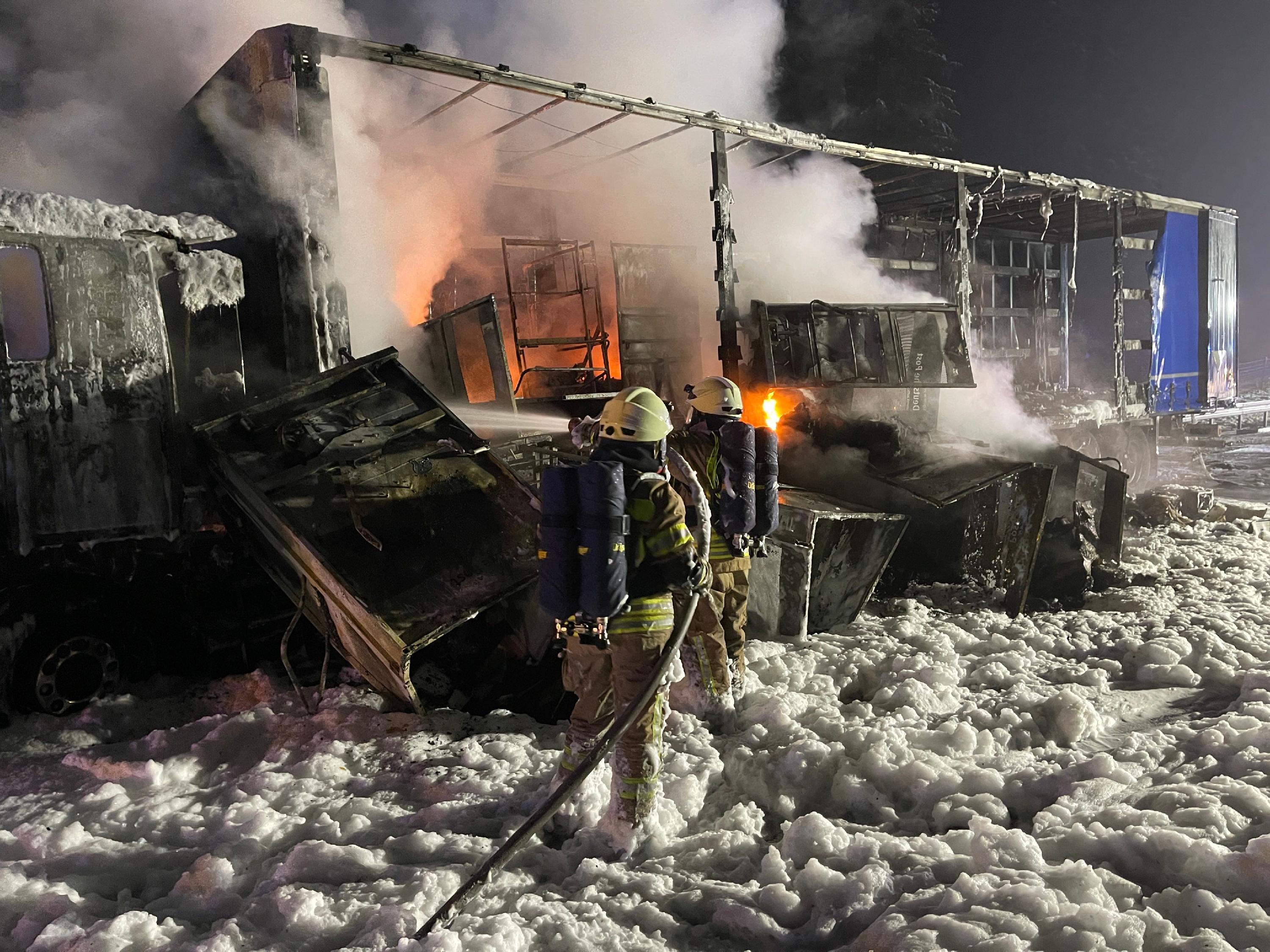 Lkw mit Postsendungen auf A9 ausgebrannt: Flammen in Rückspiegel entdeckt