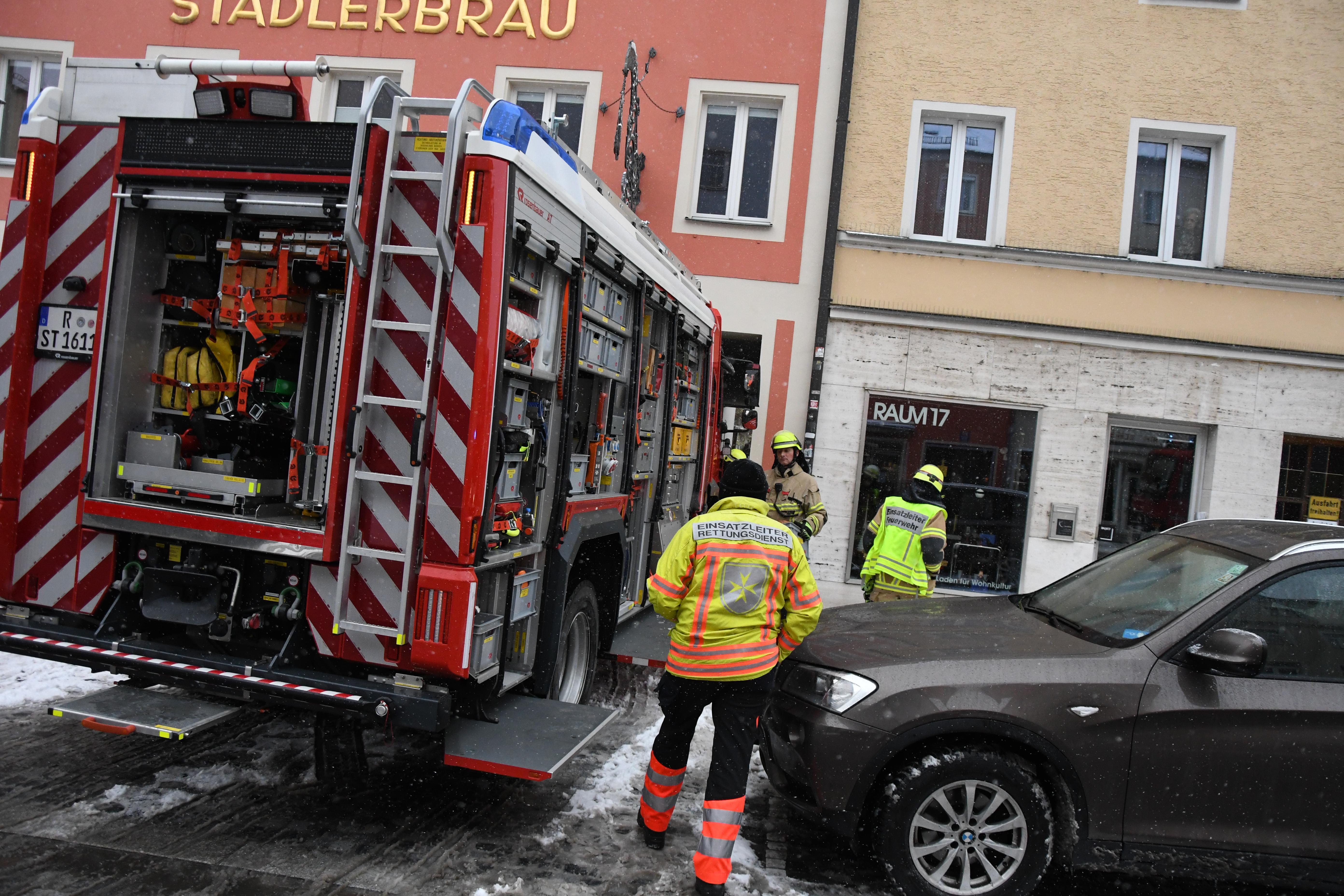 Feuerwehreinsatz in Regensburg: Auto kracht in Garagenwand in Stadtamhof