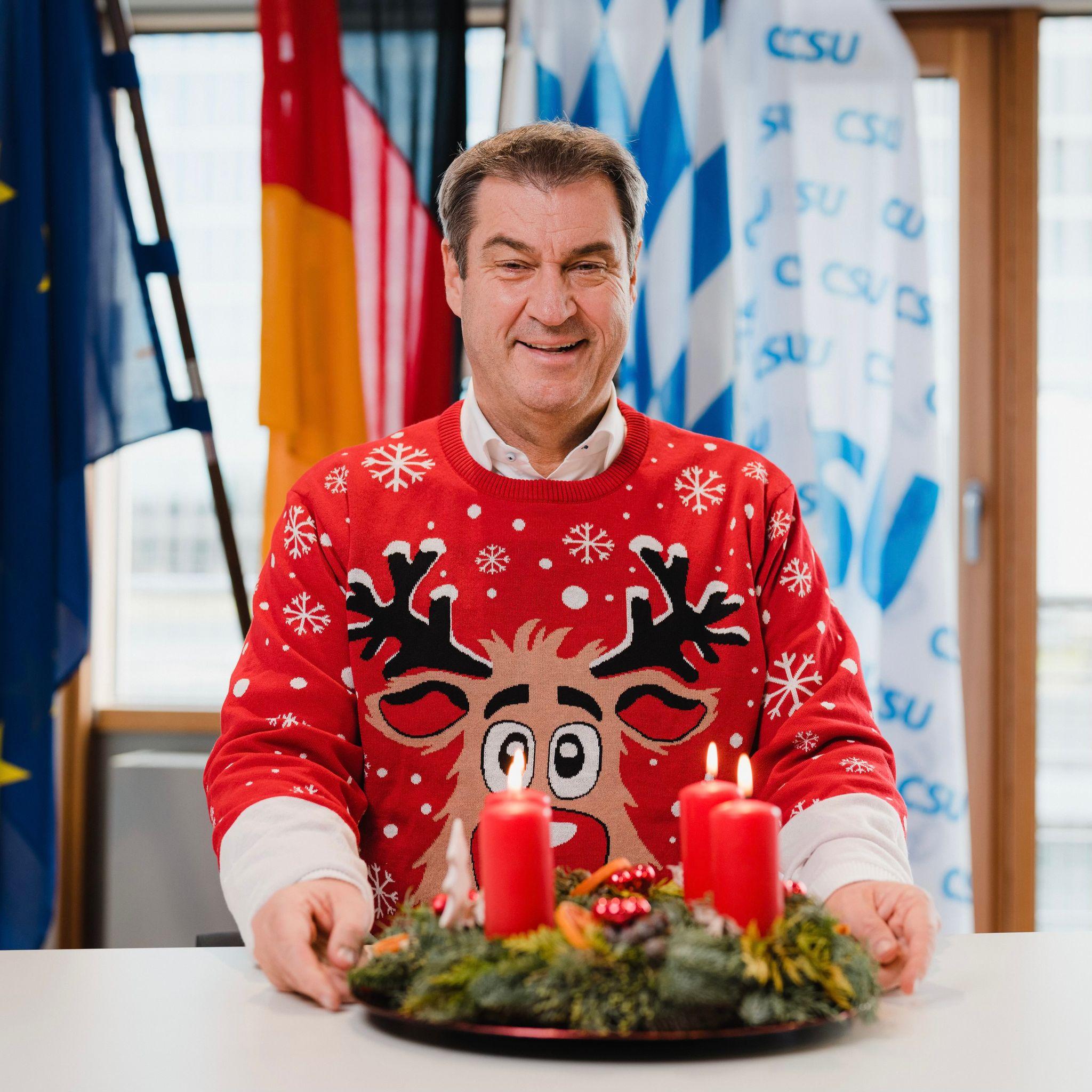 Markus Söder in einem Weihnachtspulli