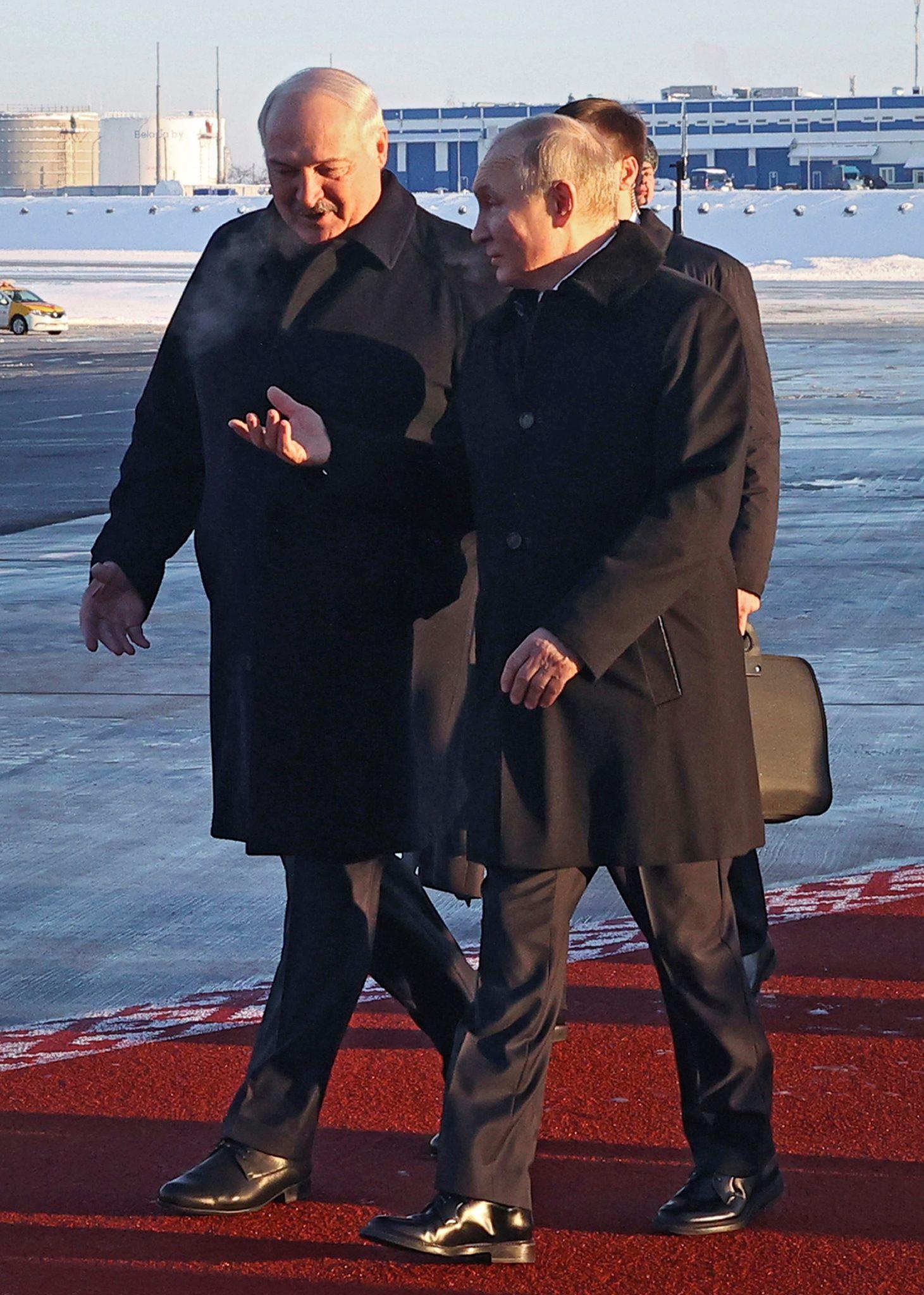 Lukaschenko empfängt Putin in Minsk mit rotem Teppich