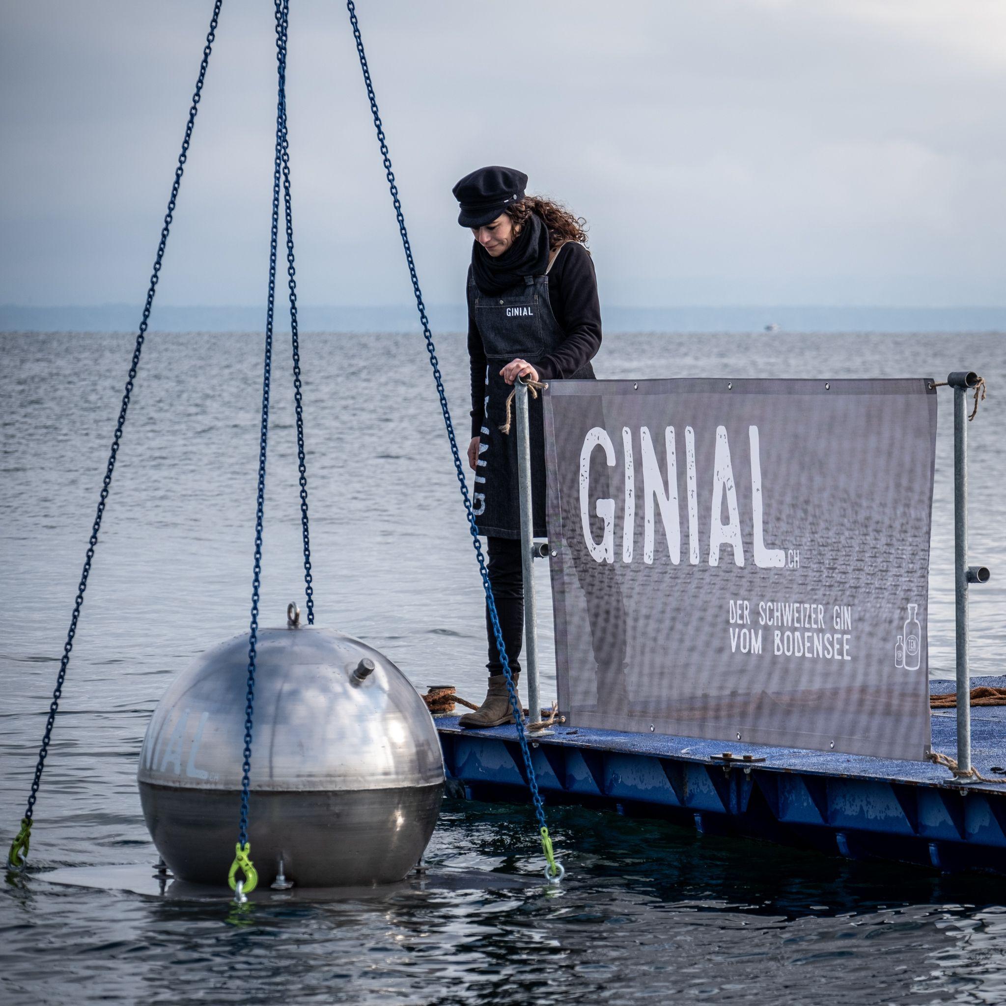 "So dreiste Menschen": 800-Kilo-Kugel voller Gin aus bayerischem See ...