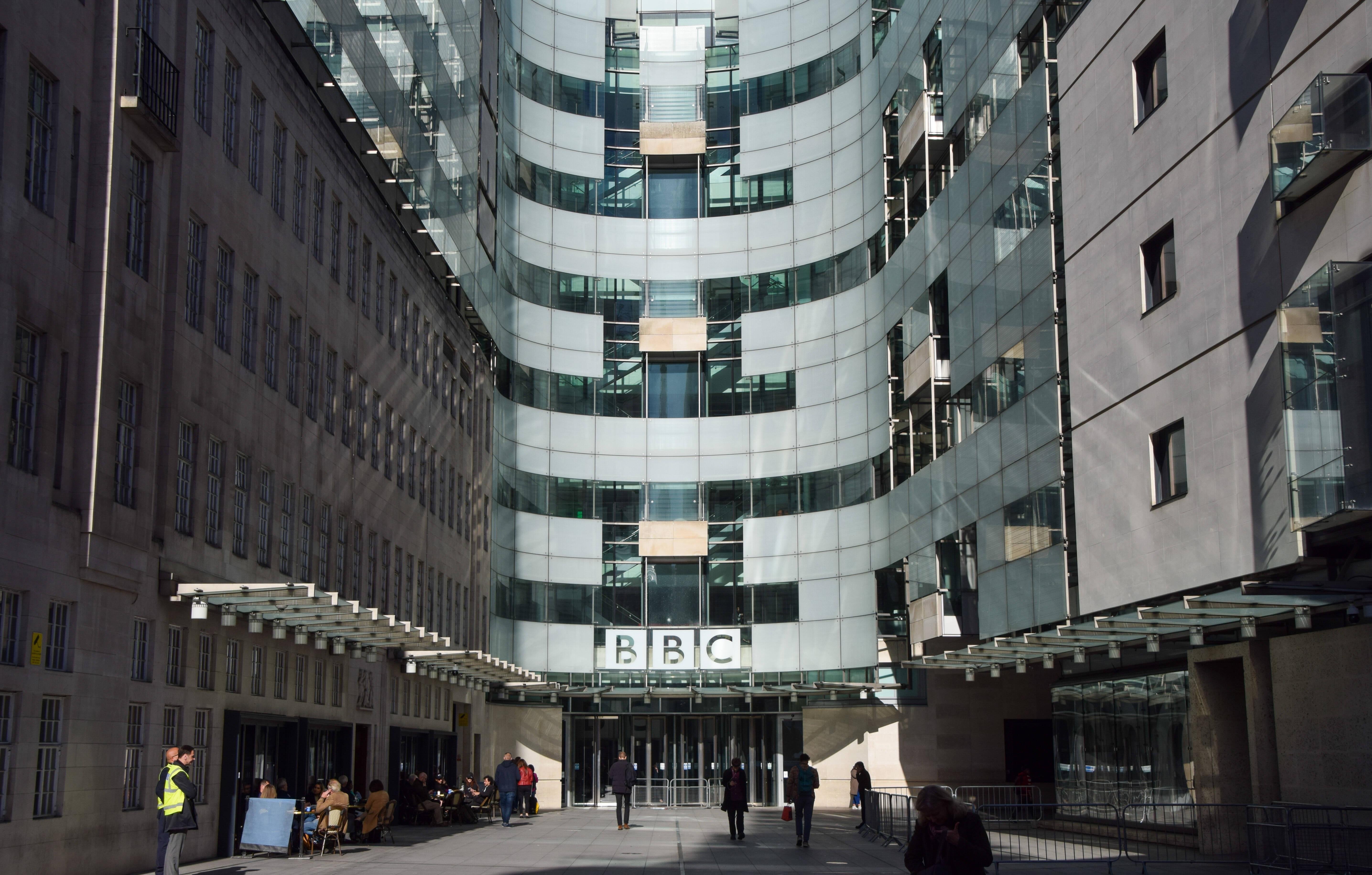 Blinder BBC-Reporter wehrt Handy-Räuber ab