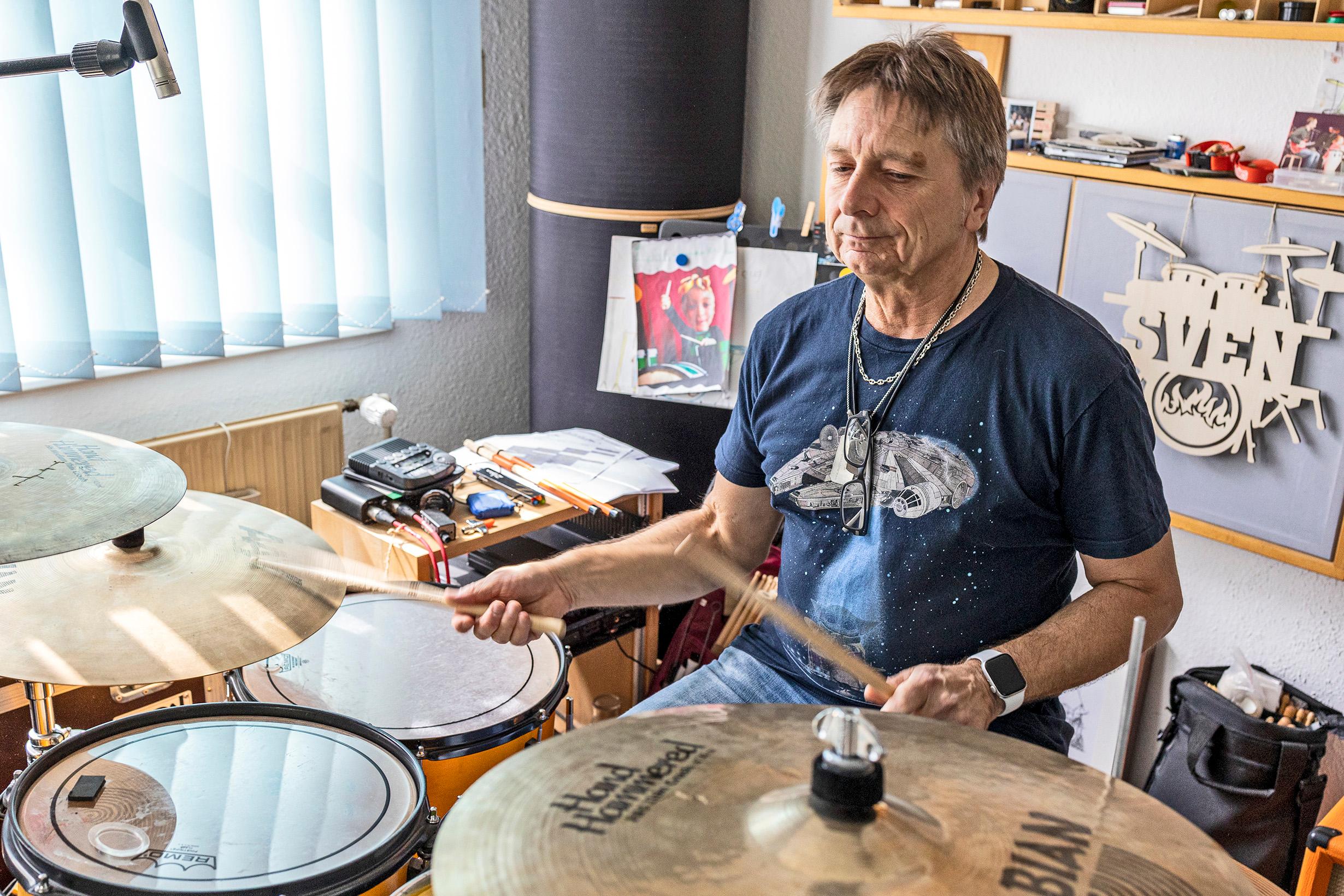 Wie der Erlanger Schlagzeuger Tilo Heider auf den Trommel-Putz haut