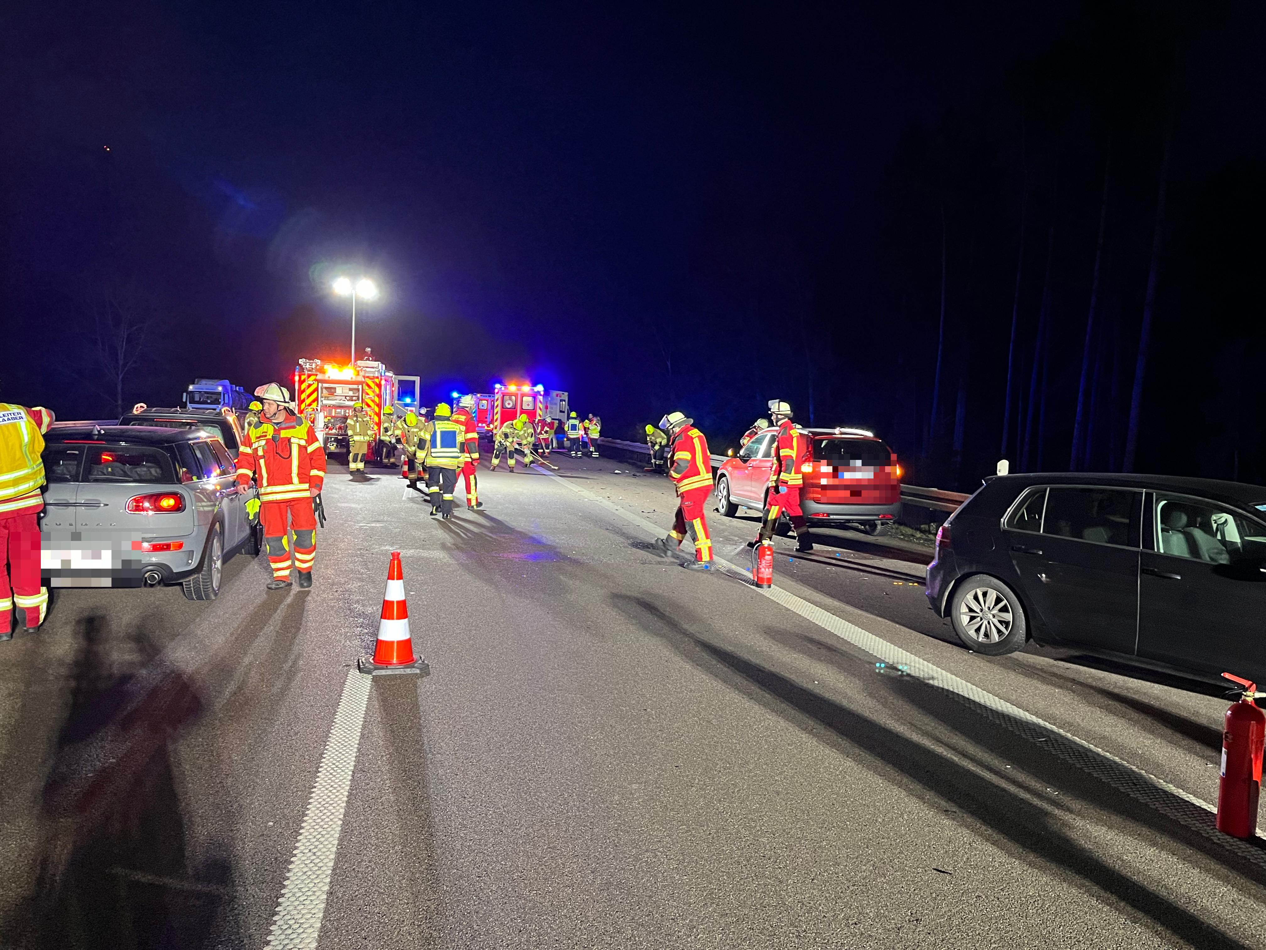 Auto und Lastwagen kollidieren: Fünf Verletzte nach Unfall auf der A3 ...